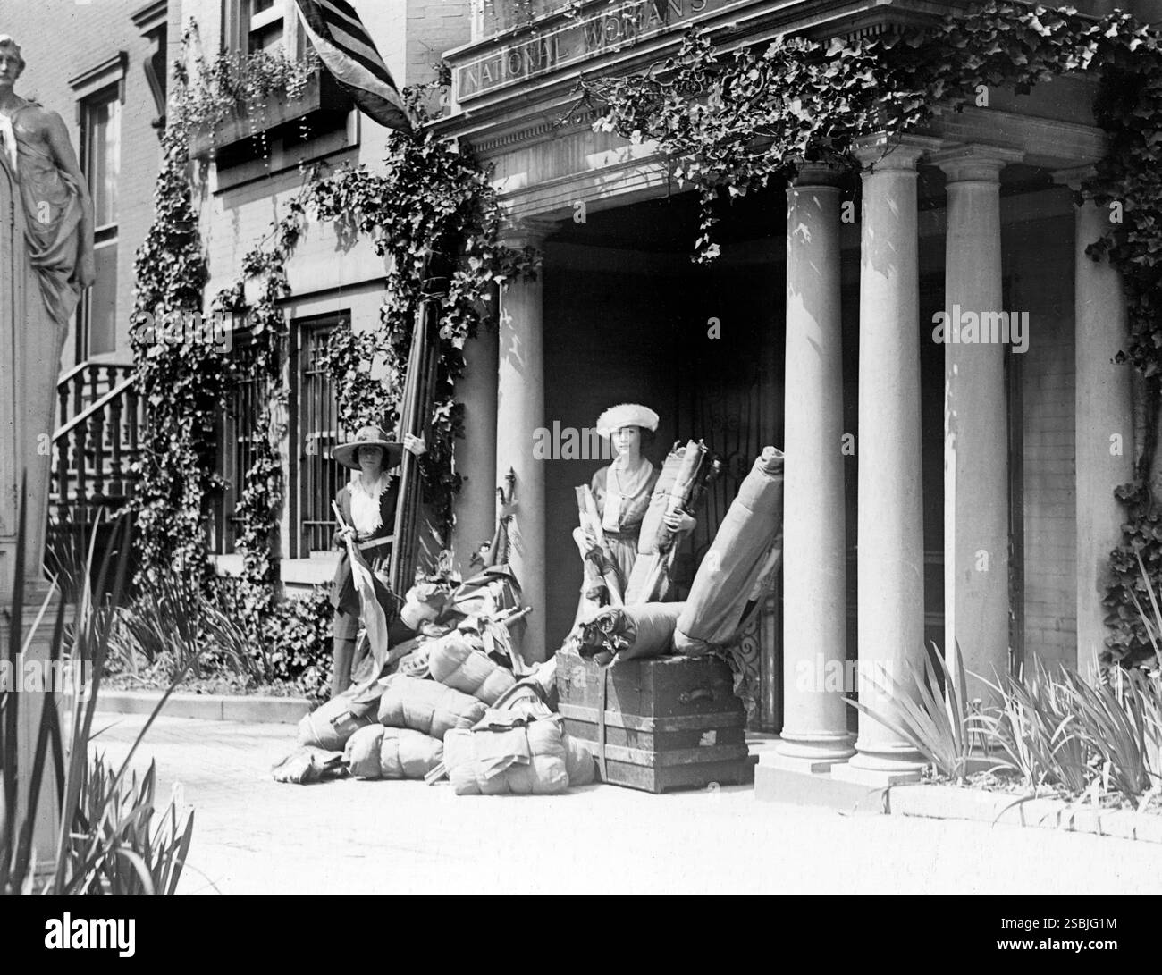 Suffragettes mit Gepäck und Vorräten vor dem NWP-Hauptquartier. Das ...