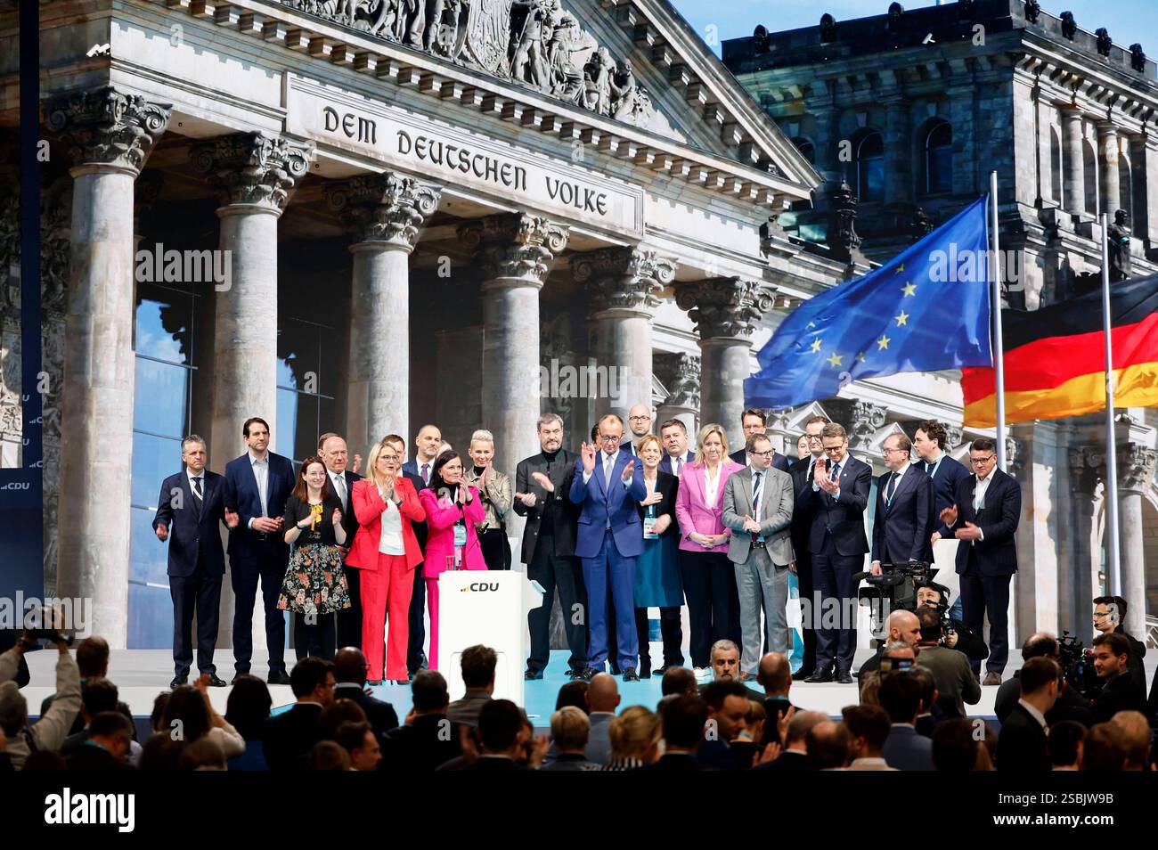 Gruppenfoto mit Friedrich Merz und Markus Söder beim 37. Parteitag der ...