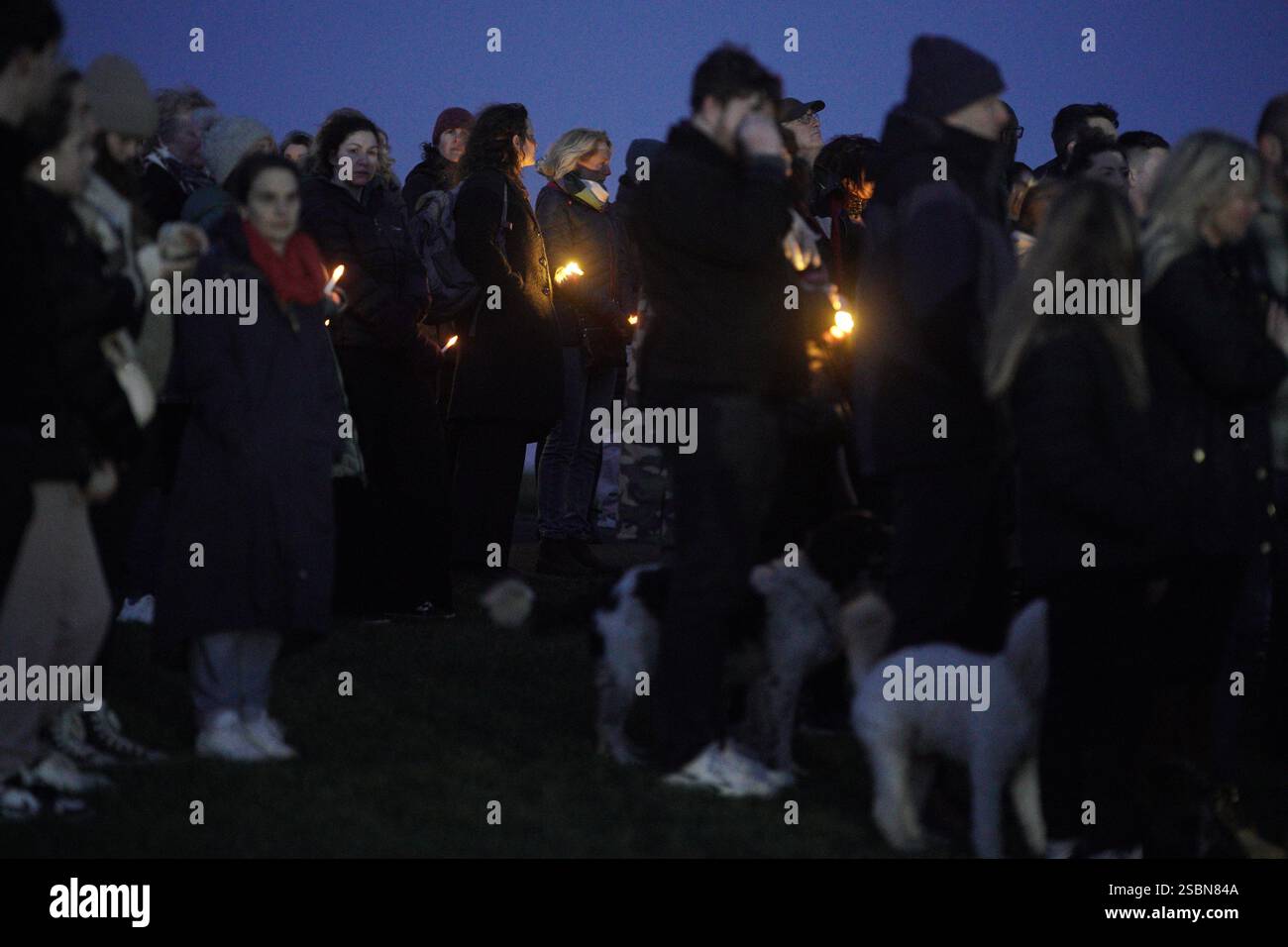 Die Leute nehmen an einer Mahnwache zum Gedenken an Claire Chick Teil ...