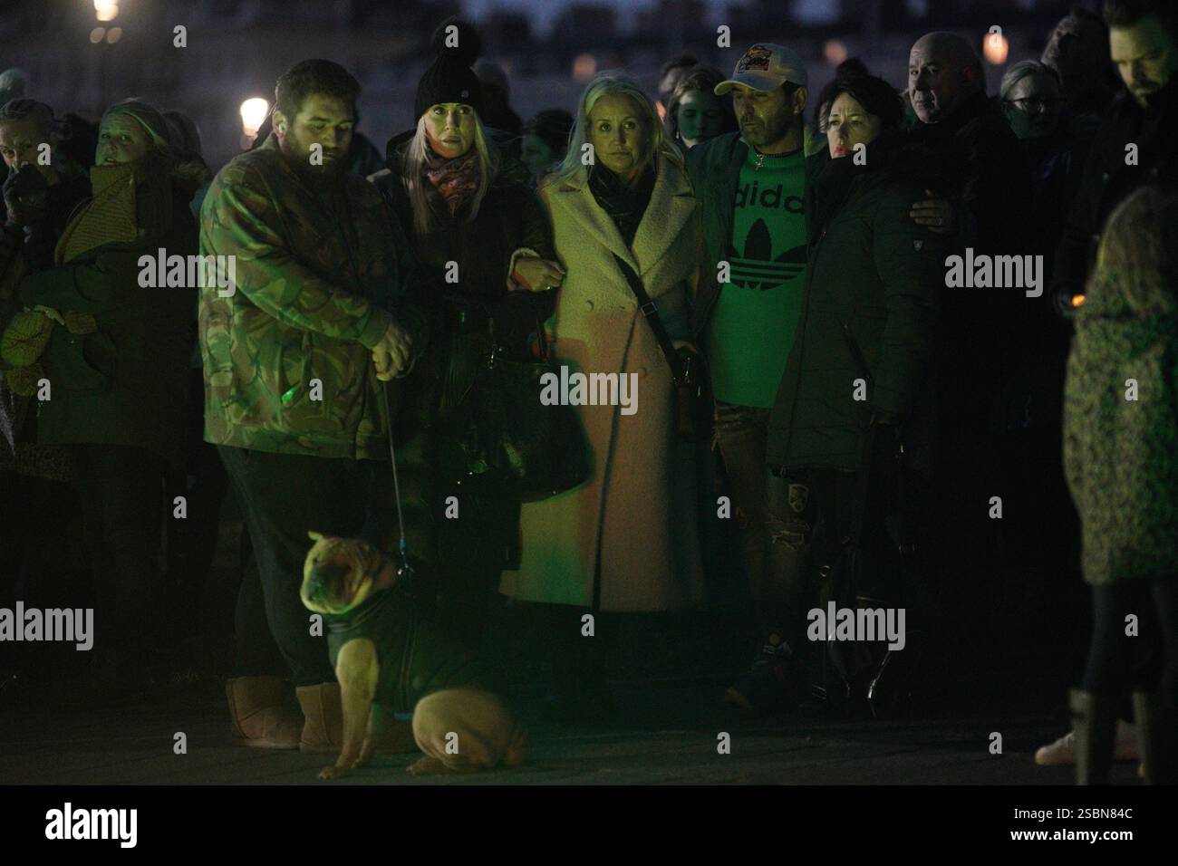 Die Leute nehmen an einer Mahnwache zum Gedenken an Claire Chick Teil ...