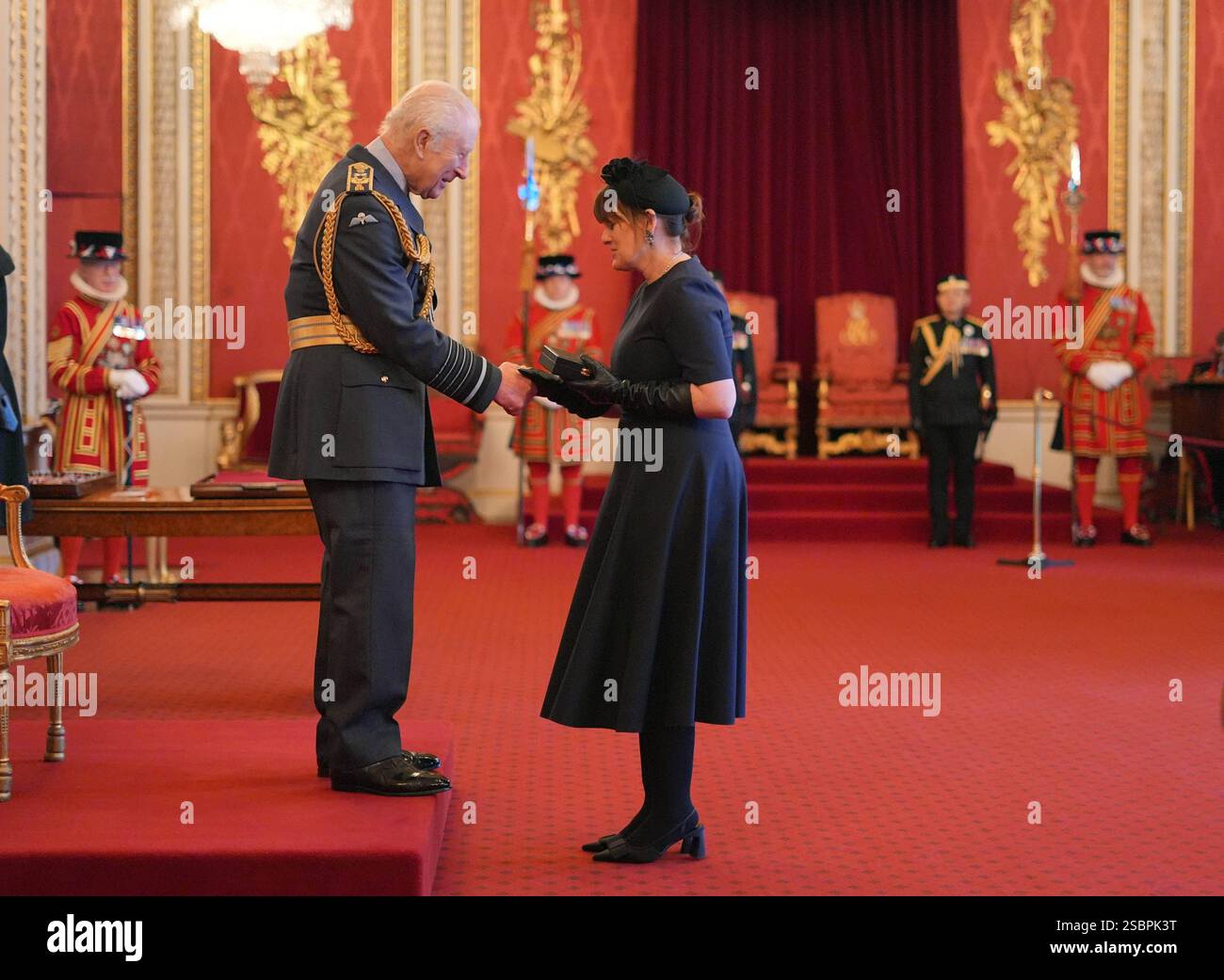 Lucy Swanson erhielt das Abzeichen des Commander of the Order of the ...