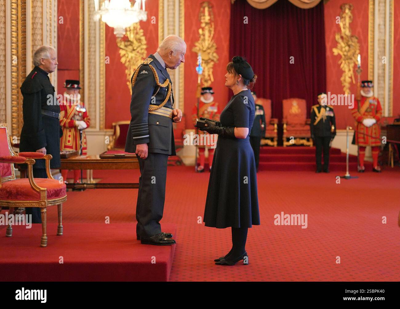 Lucy Swanson erhielt das Abzeichen des Commander of the Order of the ...