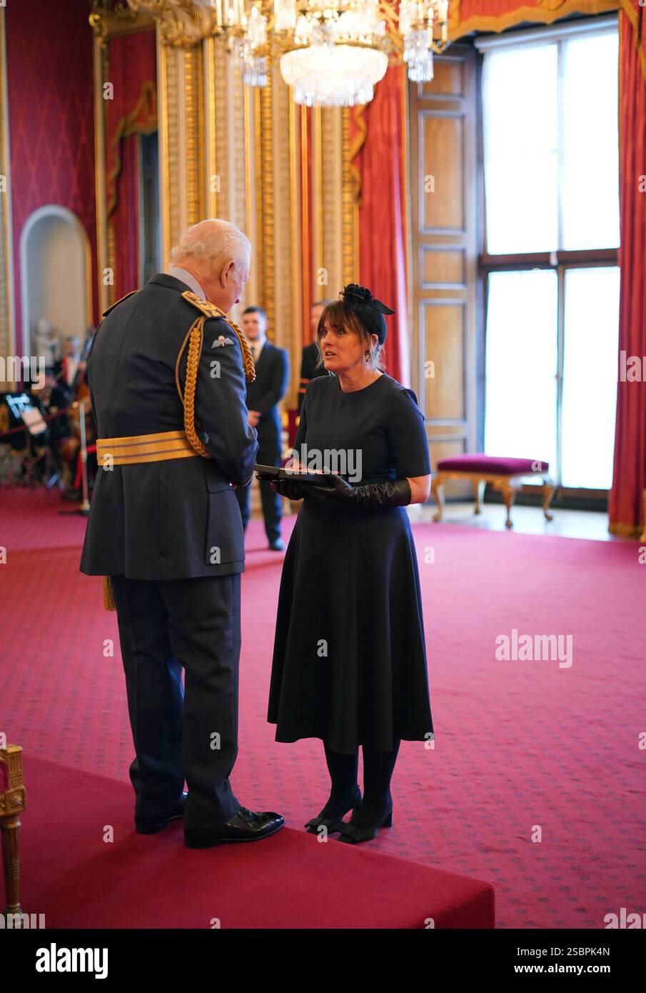 Lucy Swanson erhielt das Abzeichen des Commander of the Order of the ...