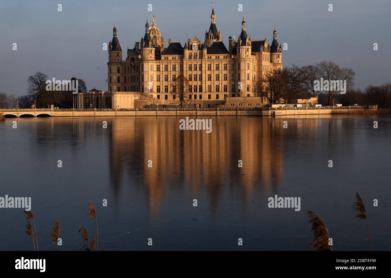 4. Februar 2025, Mecklenburg-Vorpommern, Schwerin: Die Schweriner Burg ...
