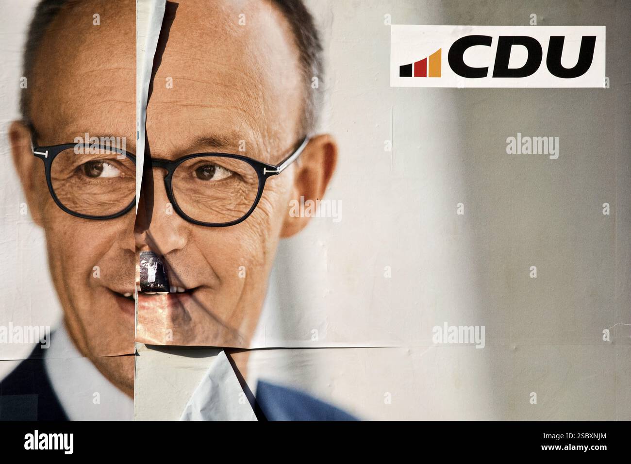 Gerissenes großes Plakat zur Bundestagswahl 2025 der CDU mit Friedrich ...