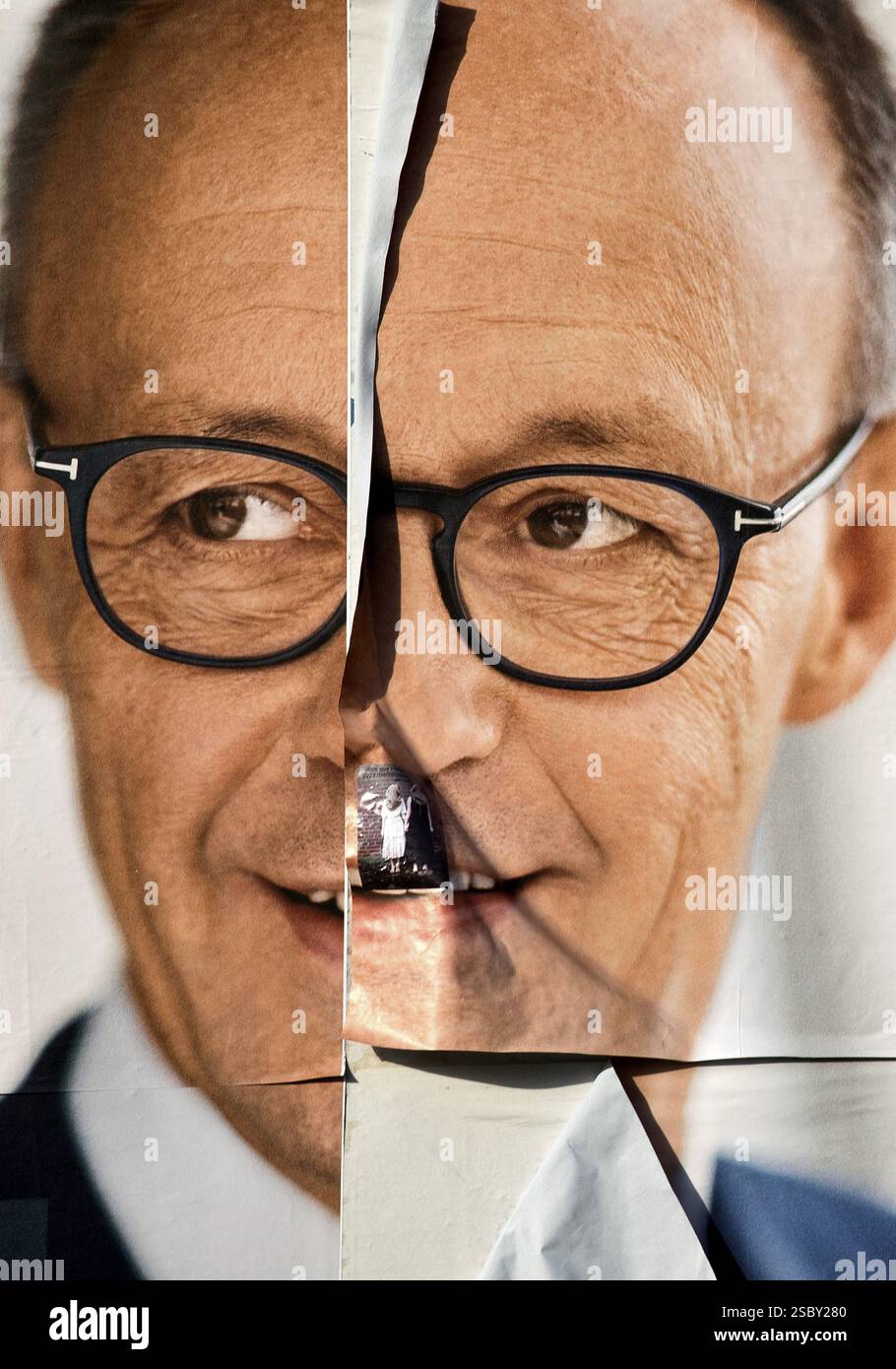 Gerissenes großes Plakat zur Bundestagswahl 2025 der CDU mit Friedrich ...