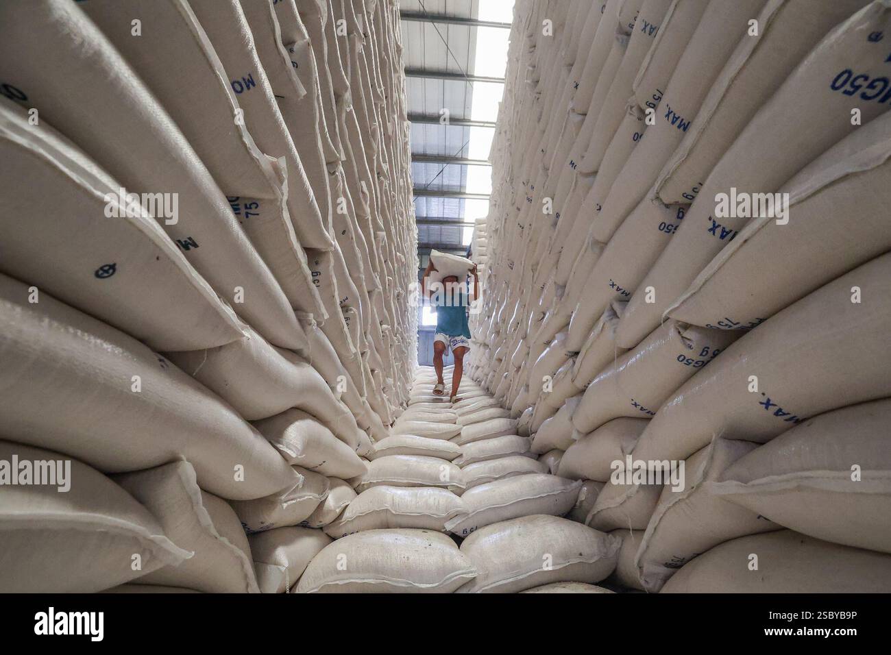 (250205) -- PEKING, 5. Februar 2025 (Xinhua) -- Ein Arbeiter trägt am 4 ...