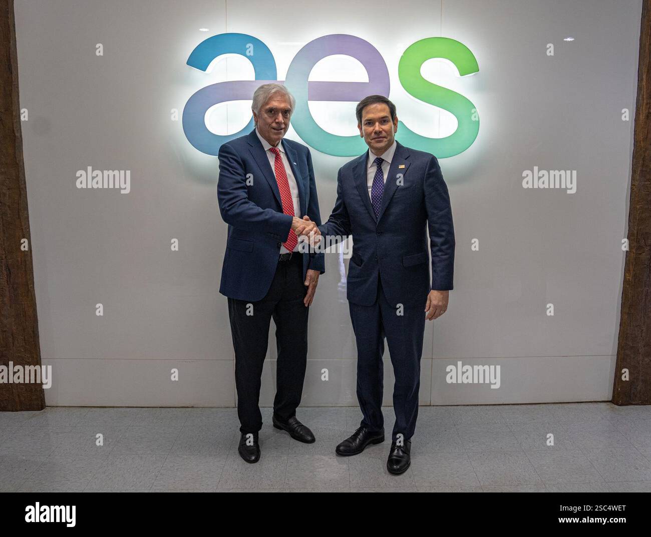 Außenminister Marco Rubio schüttelt AES-CEO und -Präsident Andres ...