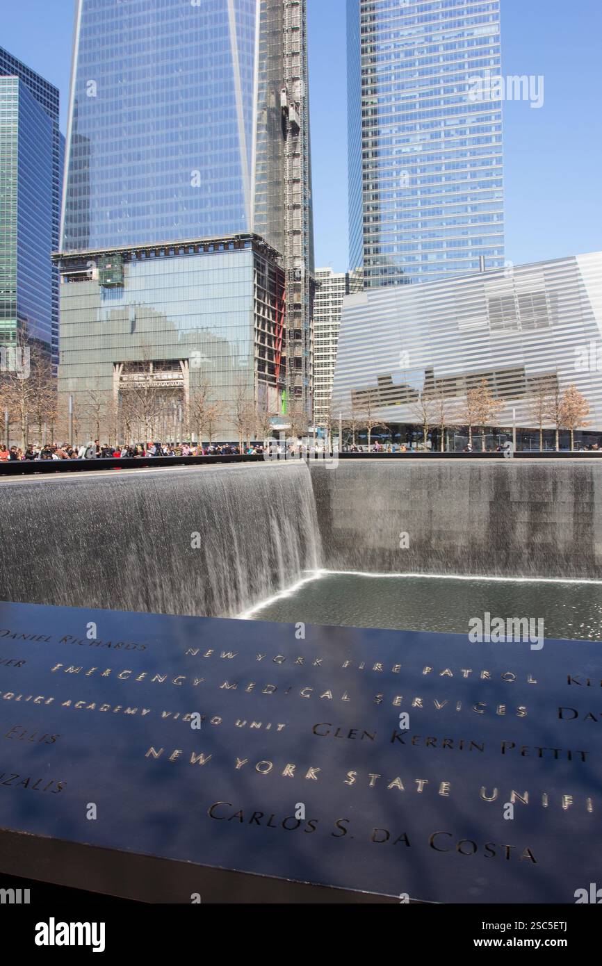 Das Bild zeigt das 9/11 Memorial & Museum in New York City. Die Namen ...