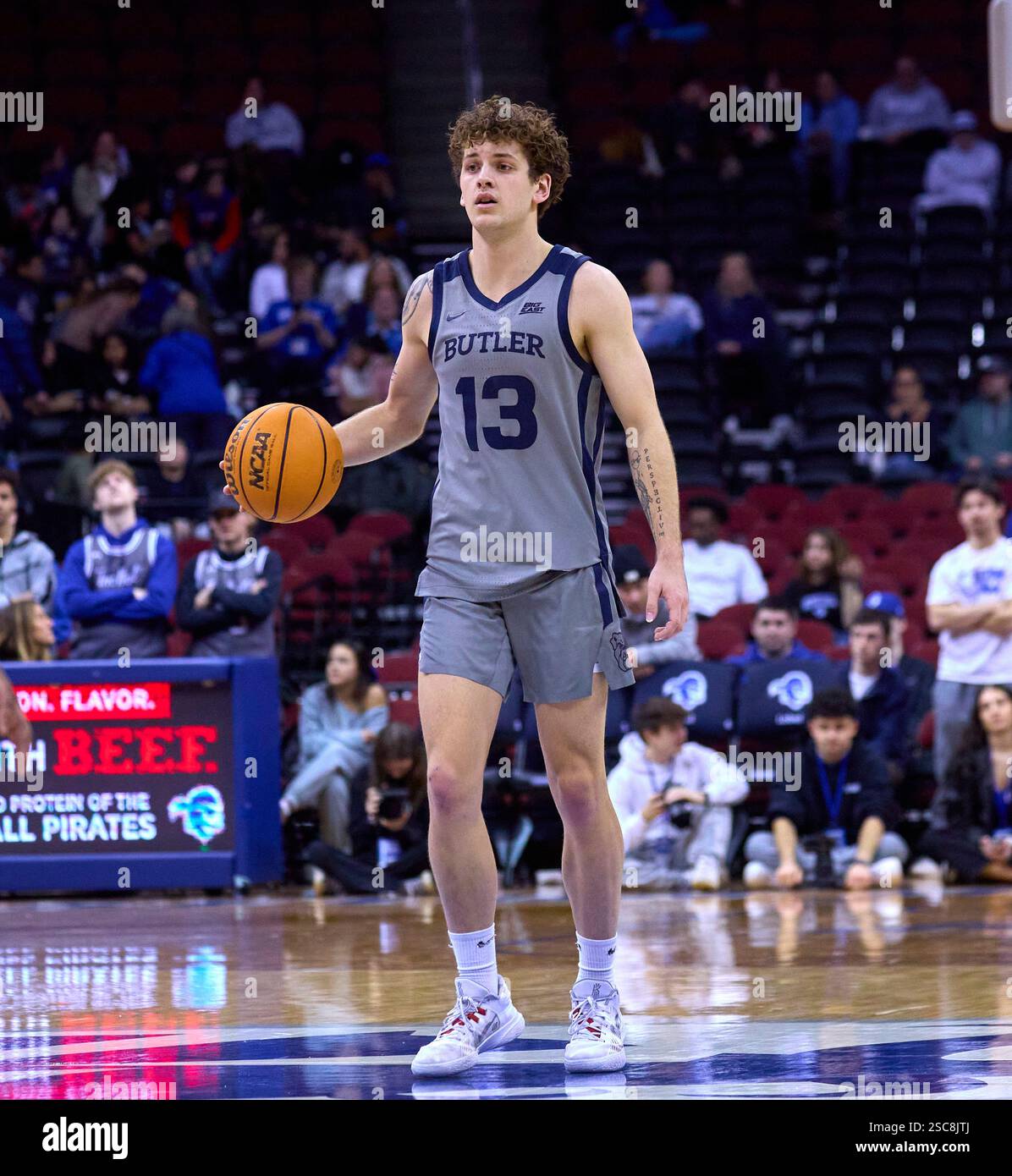 Der Butler Bulldogwächter Finley Bizjack (13) bringt den Ball gegen die ...