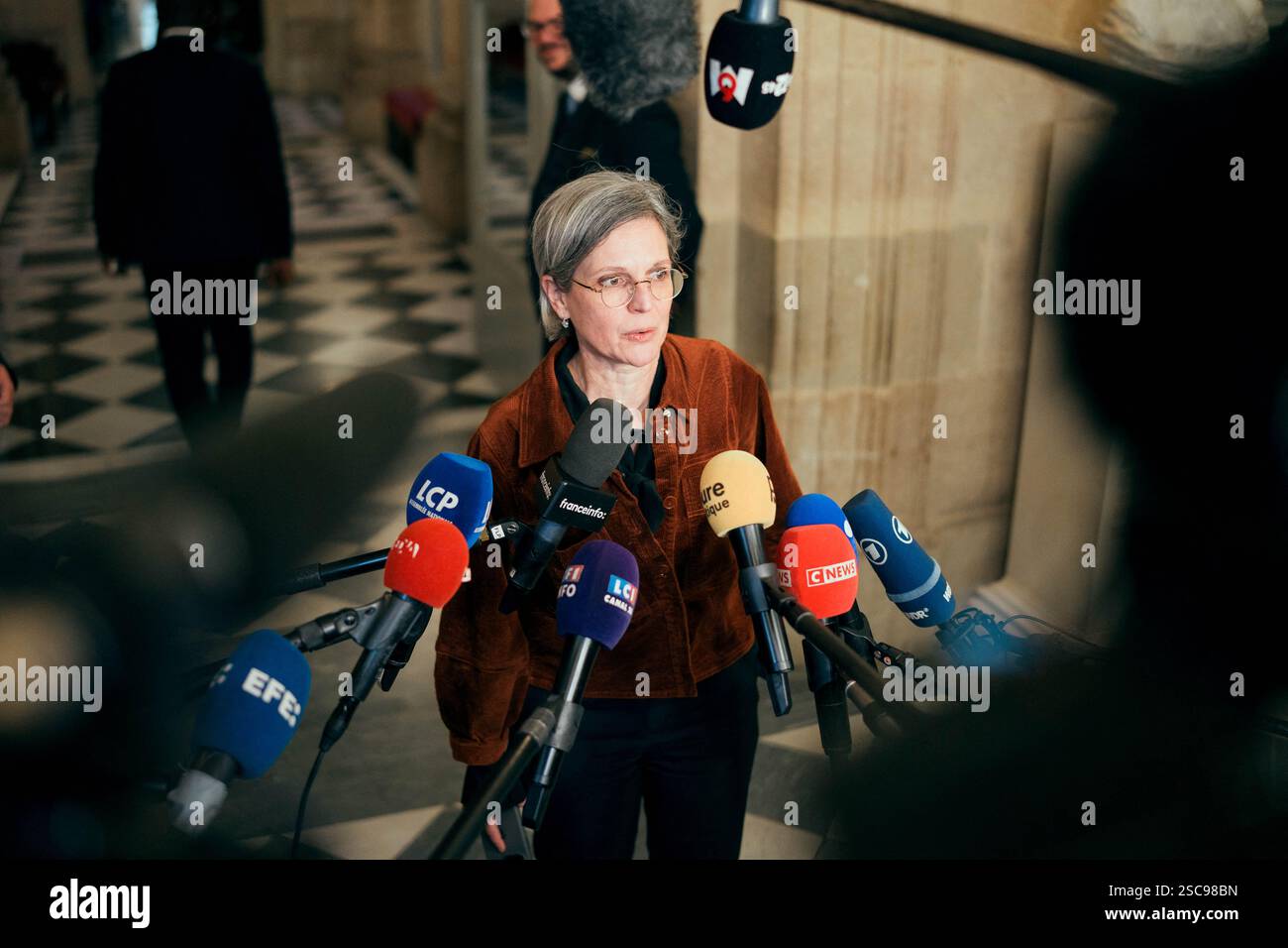 Sandrine Rousseau spricht mit der Presse vor einer Abstimmung über einen Misstrauensantrag gegen ...