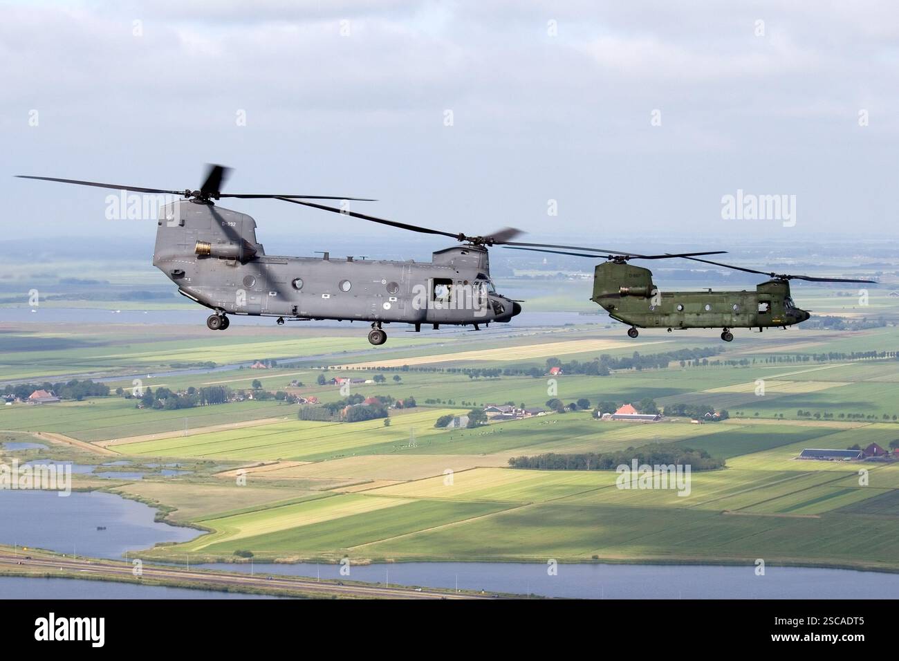 Royal Netherlands Air Force Boeing CH-47 Chinook im Flug während eines Air-Air-Fotoshootings ...