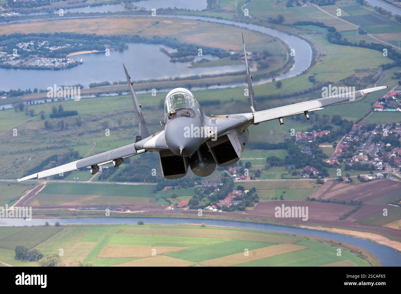 Die Mikoyan MiG-29 ist ein zweimotoriges Luftüberlegenheitsflugzeug der ...