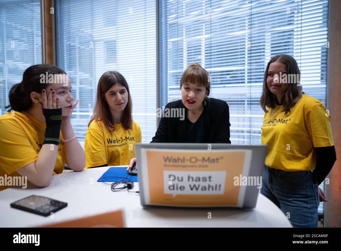 Berlin, Deutschland. Februar 2025. Heidi Reichinnek (2. Von rechts ...