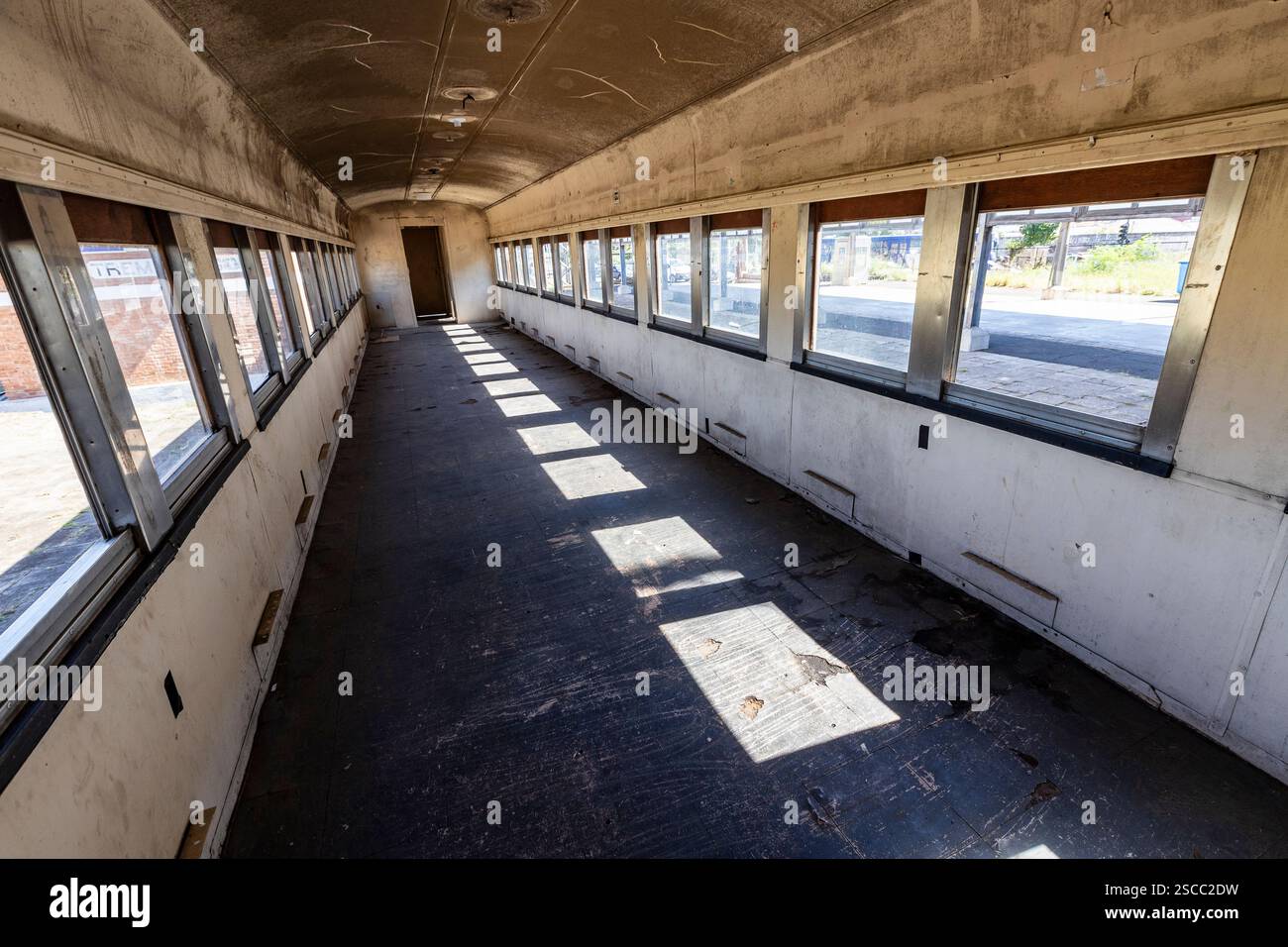 Blick aus dem Inneren eines alten, leeren Personenwagens, der als ...
