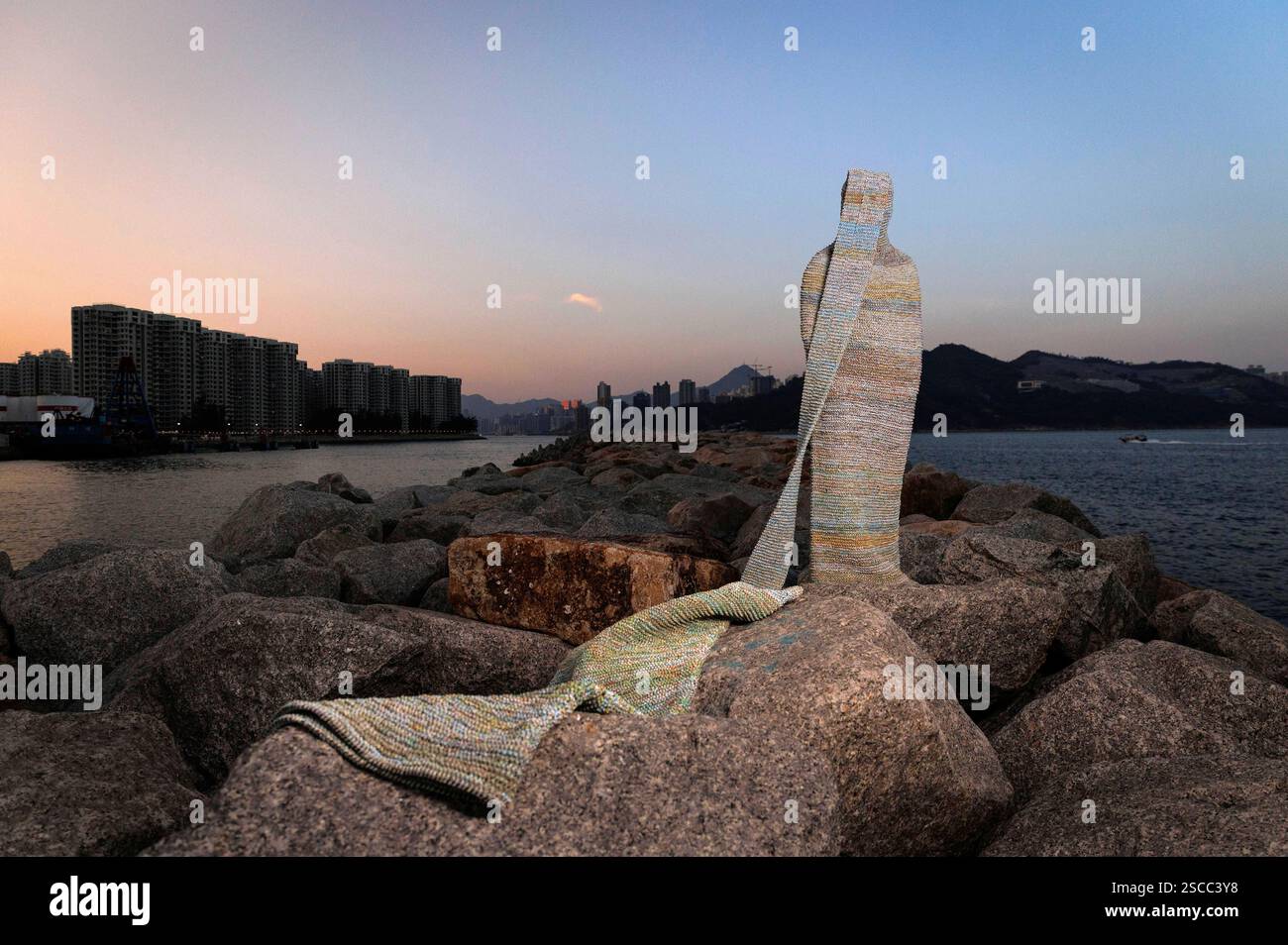 Mona Chen in ihrem Kunstwerk Body Container an der Grenze von Hongkong zu Festlandchina. Sie ist ...