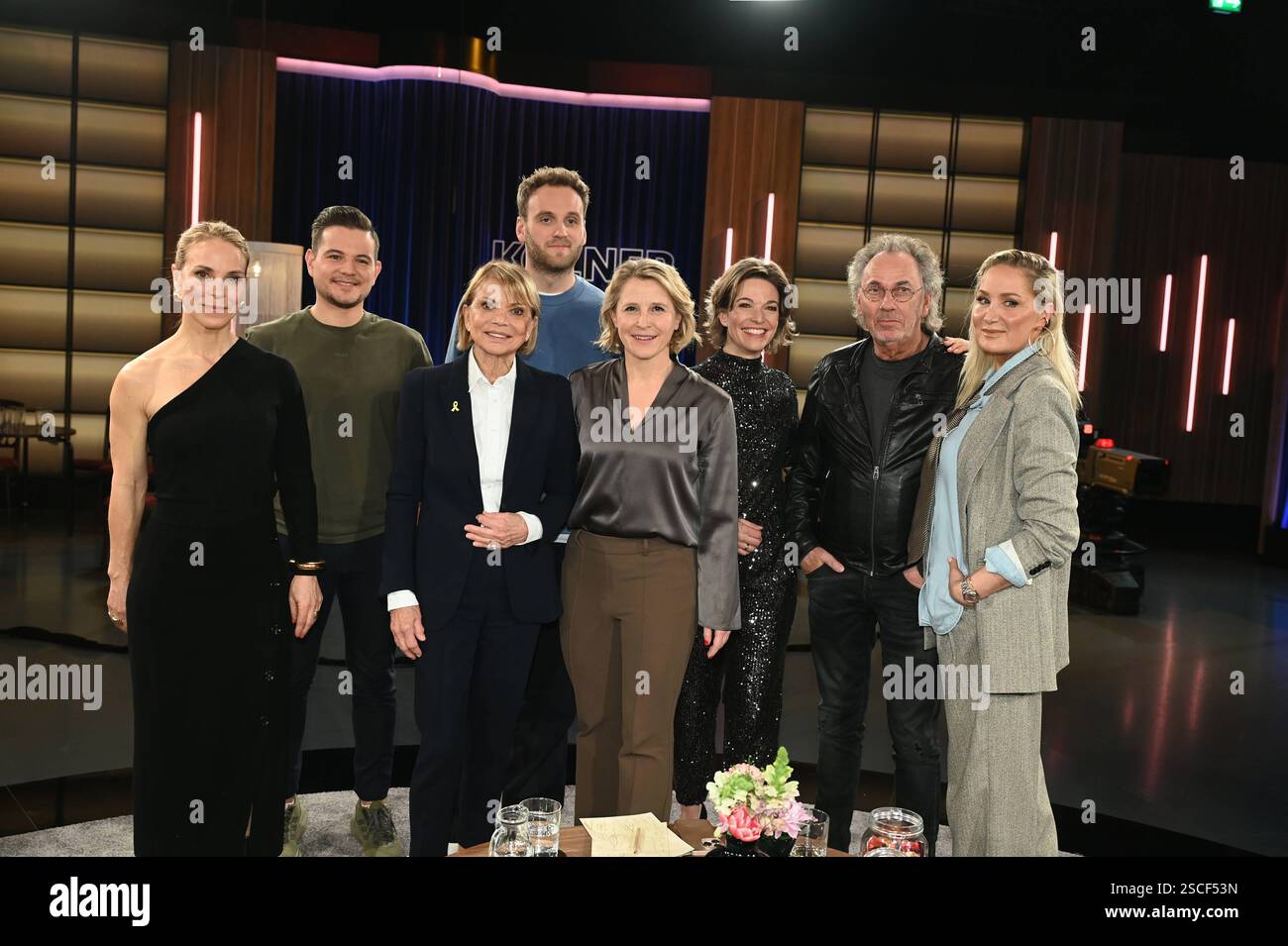 Schauspielerin Anneke Kim Sarnau, l-r, Rettungssanitäter Luis Teichmann ...