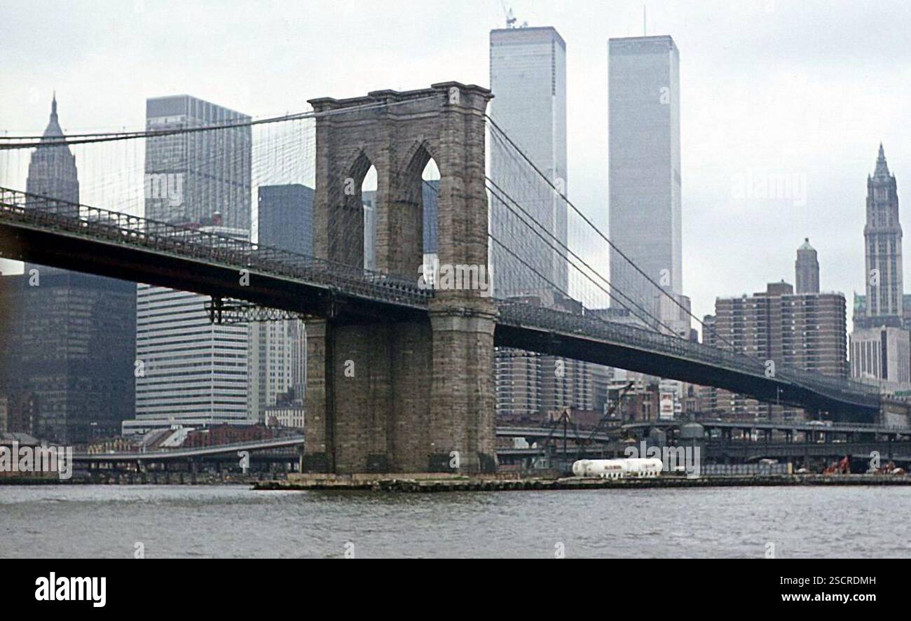 Blick über die Brooklyn Bridge über den East River zu den ...