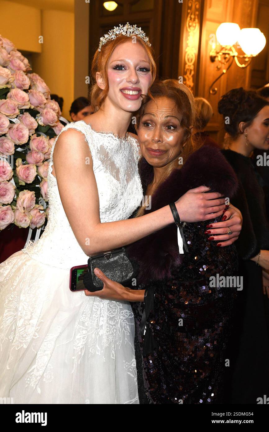 Anna Ermakova und ihre Mutter Angela Ermakova beim Semper Opernball am ...