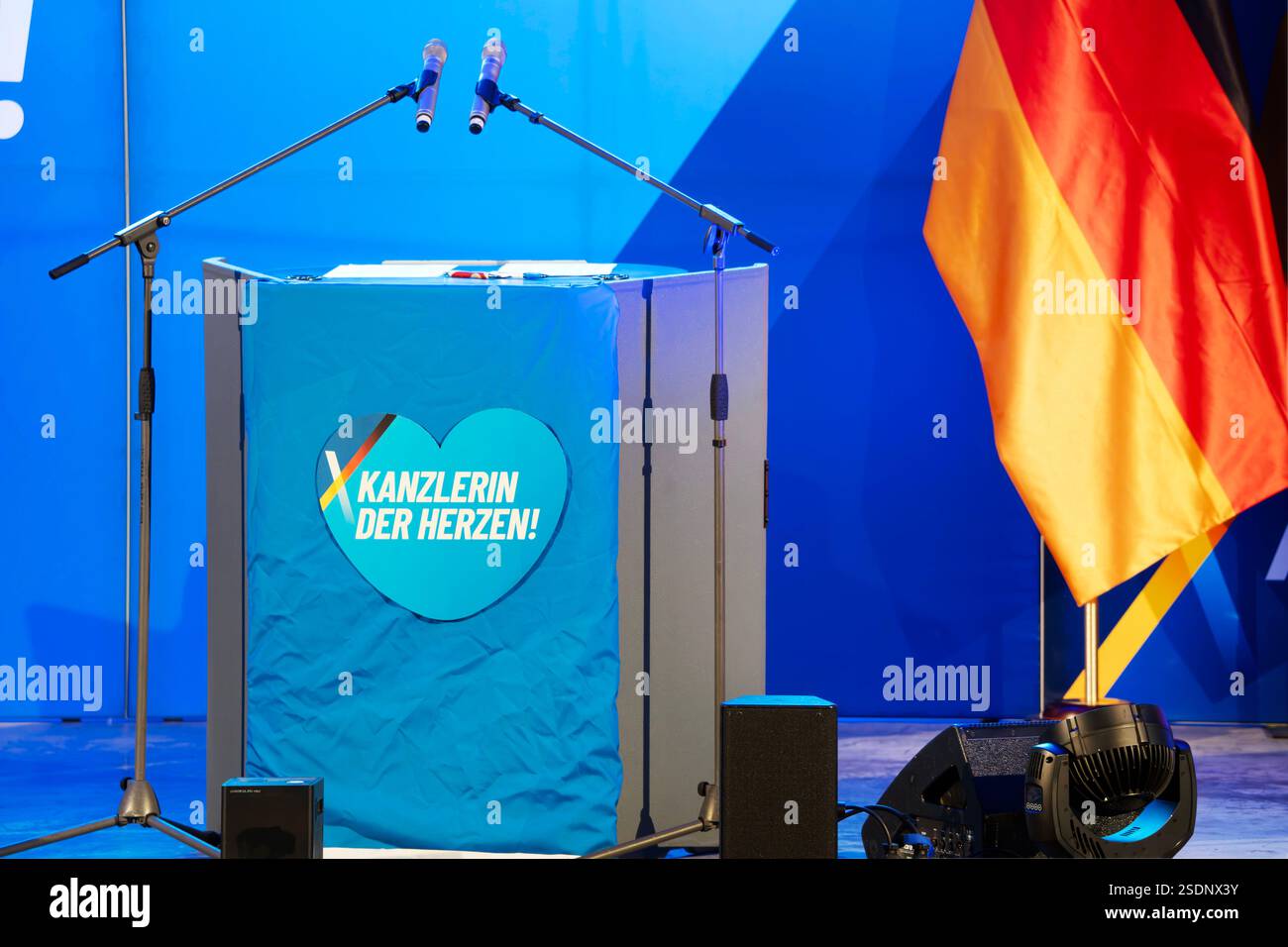 AFD-Wahlkampf in Bayern, leeres Rednerpult mit Deutschlandfahne vor dem ...