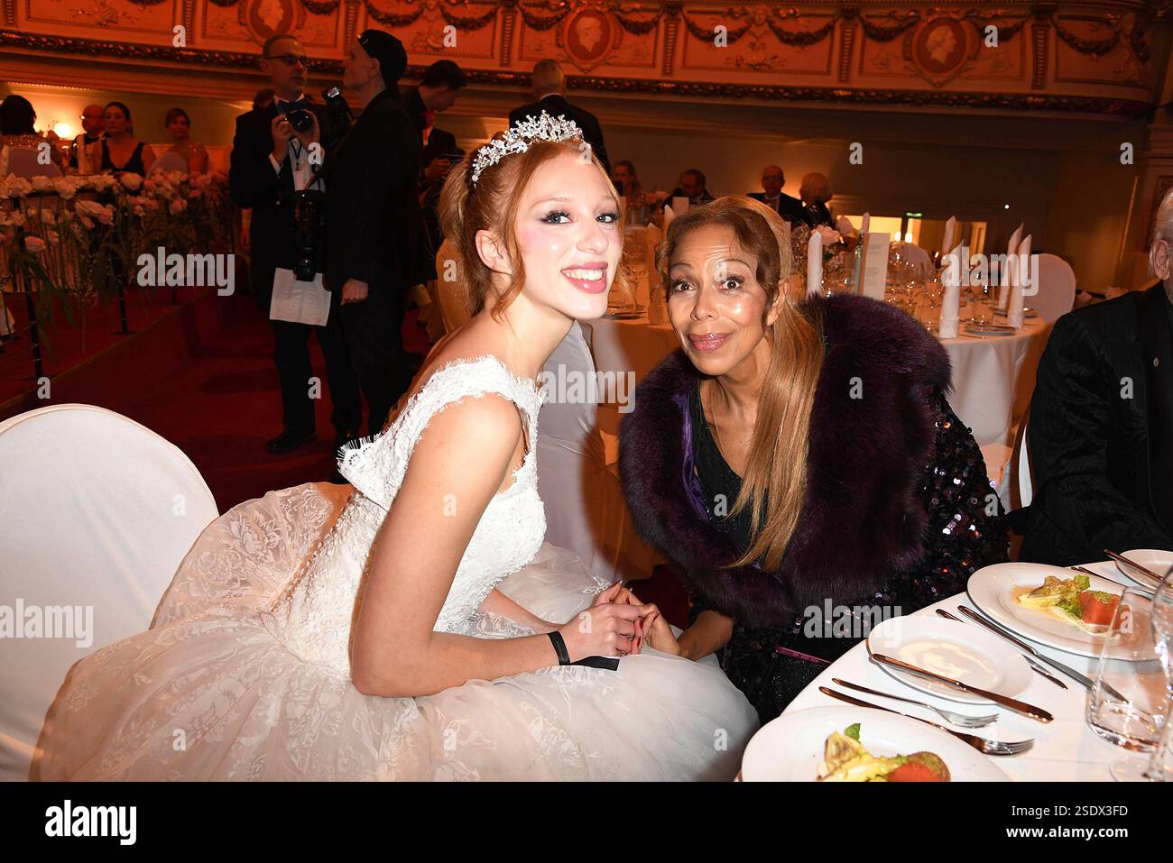 Anna Ermakova und ihre Mutter Angela Ermakova beim Semper Opernball am ...