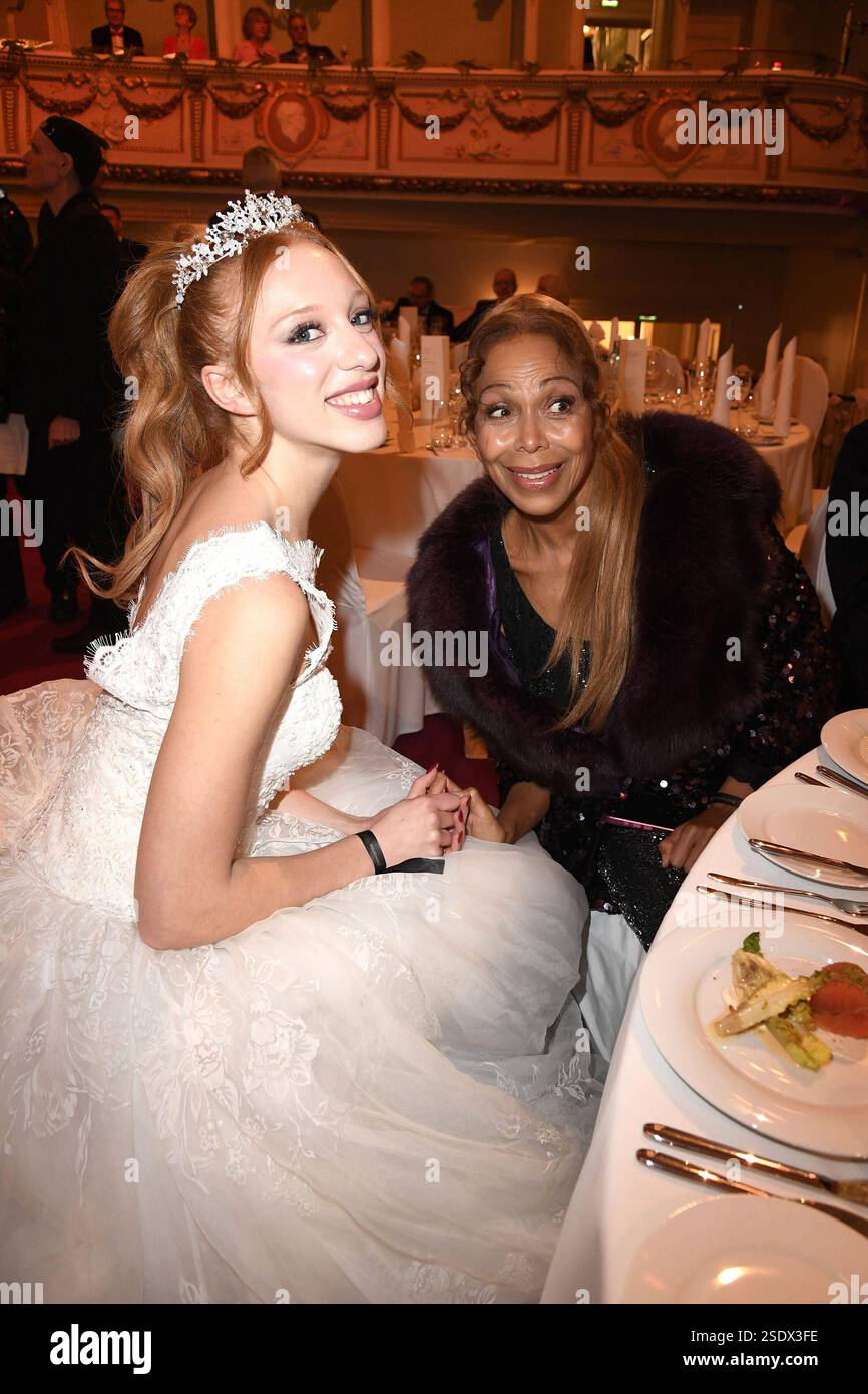 Anna Ermakova und ihre Mutter Angela Ermakova beim Semper Opernball am ...