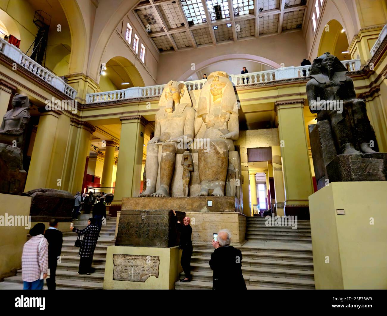 Kairo, Ägypten, 1. Februar 2025: Die kolossale Statue Amenhotep III ...