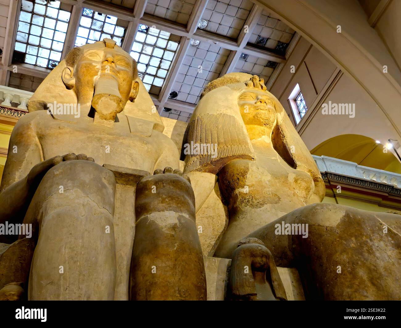 Kairo, Ägypten, 1. Februar 2025: Die kolossale Statue Amenhotep III ...