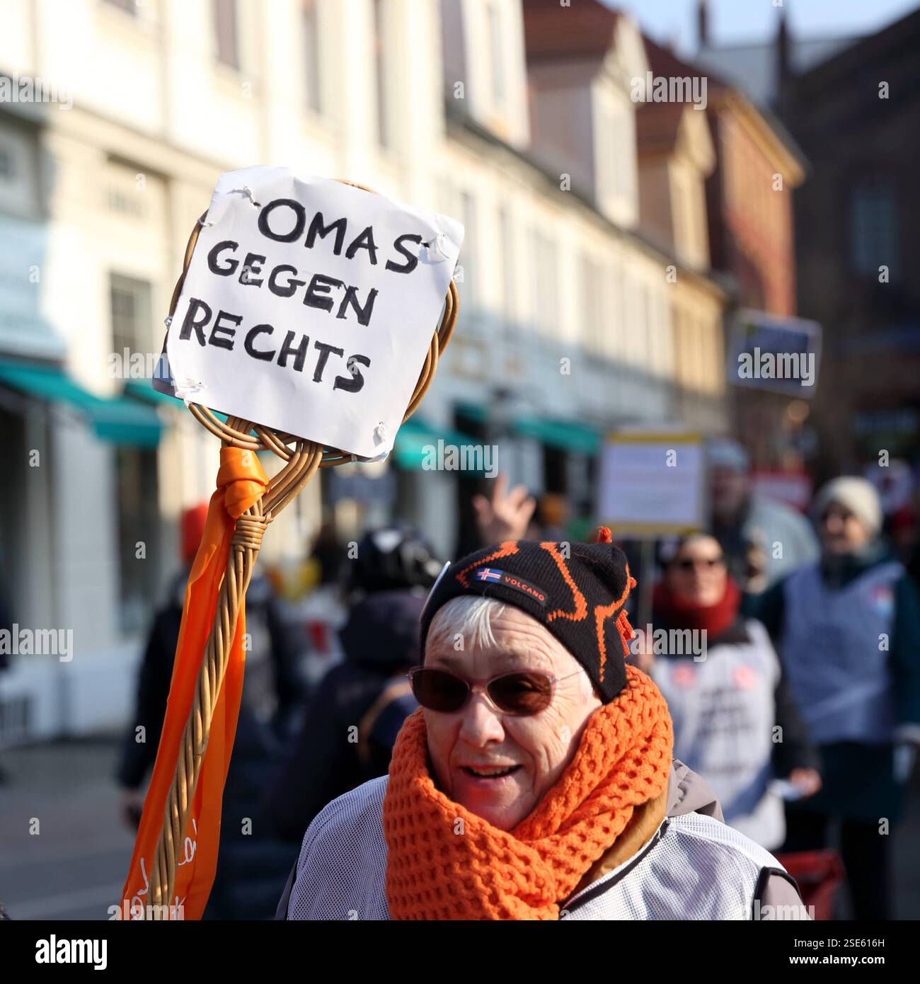 Eine Demonstrantin mit Schild OMAS gegen Rechts während einer OMAS gegen Rechts Demo in Potsdam ...