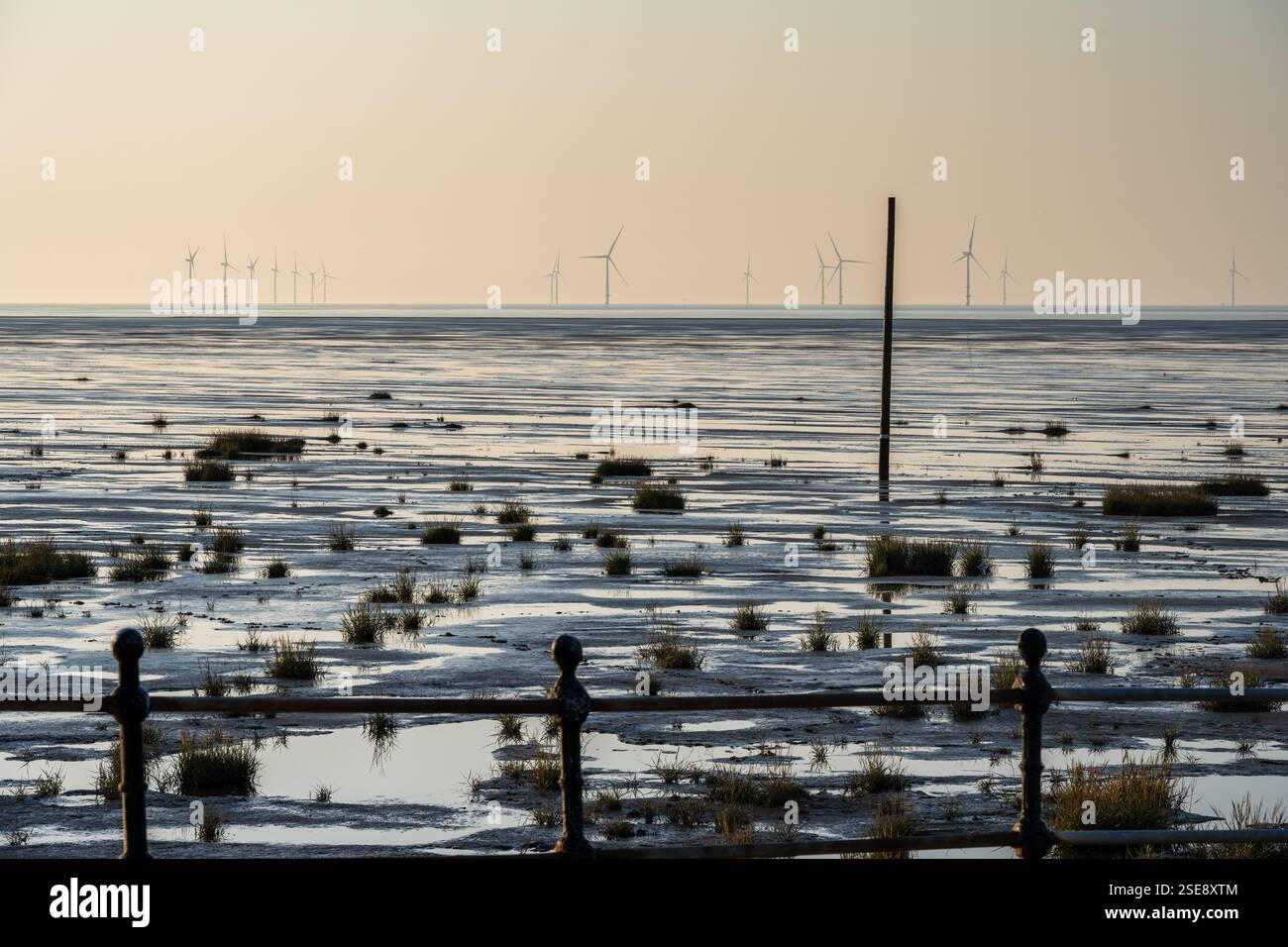 Windturbinen der Burbo Bank Offshire Wind Farm füllen den Blick auf die ...