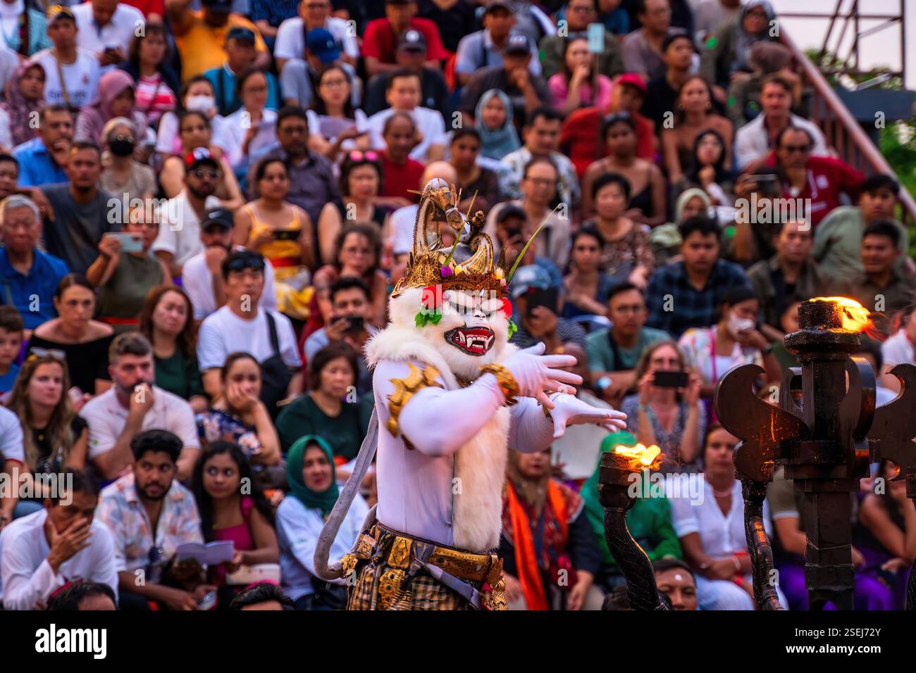 Bali, Indonesien - 29. November 2023: Die balinesische Kecak ...