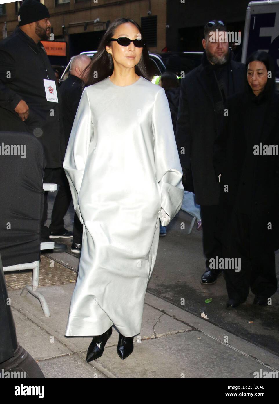 Am 7. Februar 2025 besuchte Greta Lee die Calvin Klein 2025 Collection ...