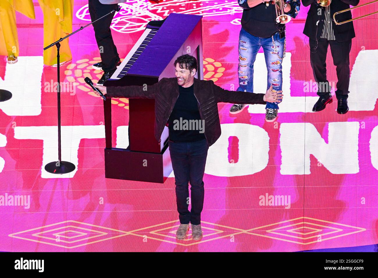 Harry Connick Jr. tritt auf dem Feld vor dem Super Bowl LIX zwischen ...