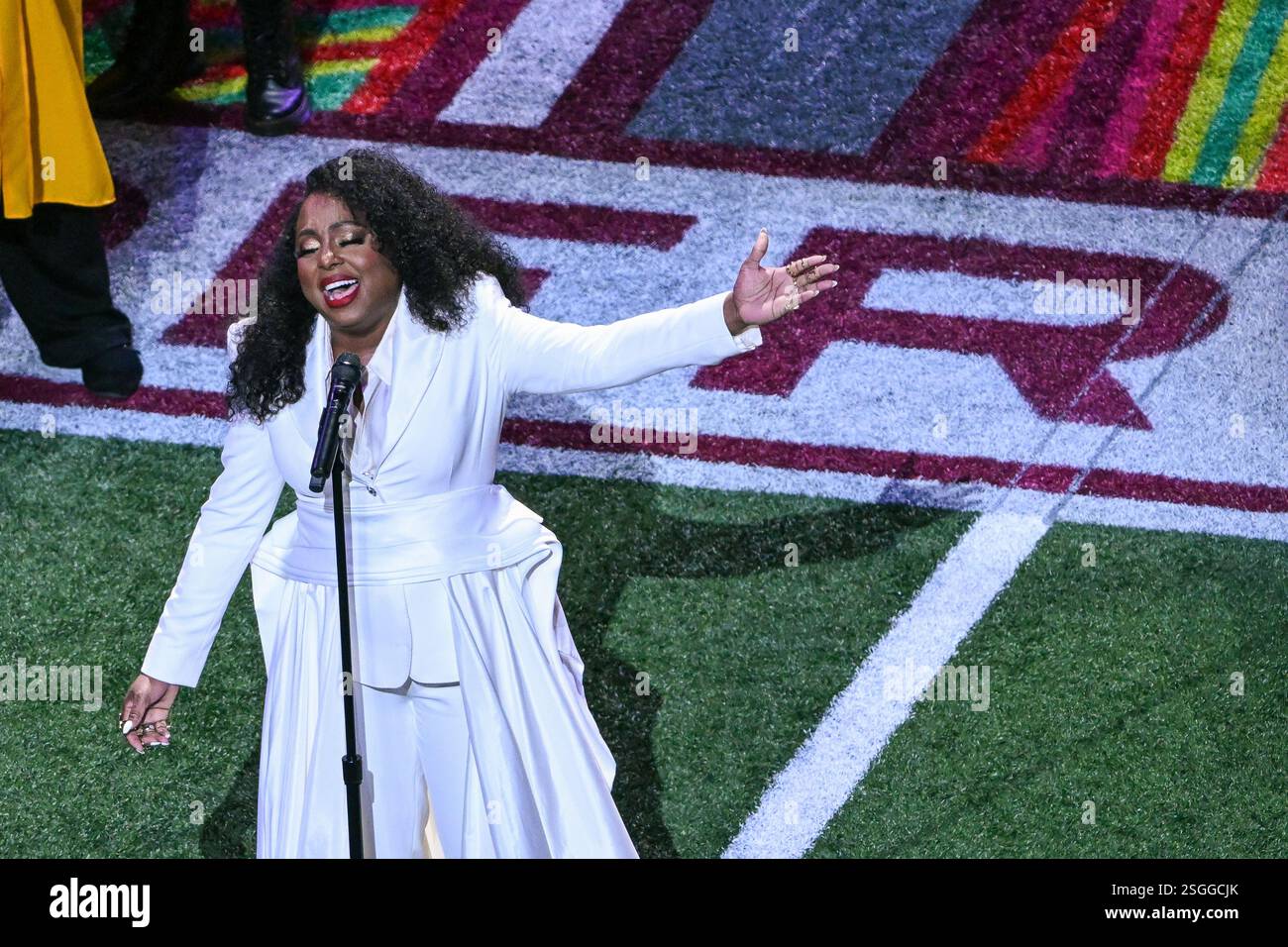 Ledisi singt „Lift Every Voice and Sing“ auf dem Spielfeld vor dem ...