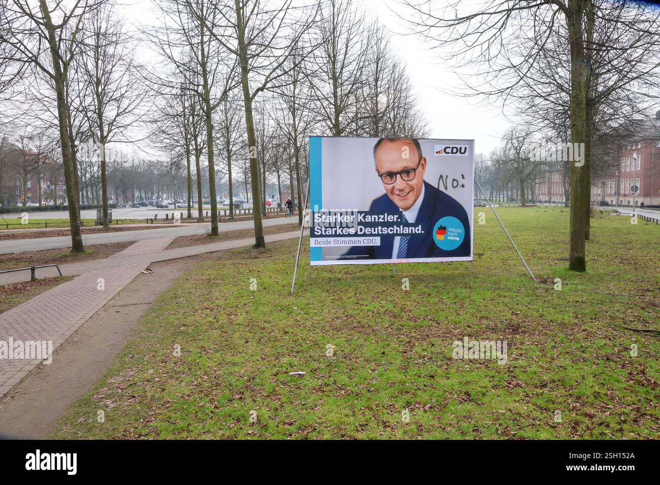 Bundestagswahl 2025. Wahlplakat der CDU Friedrich Merz beschädigt ...