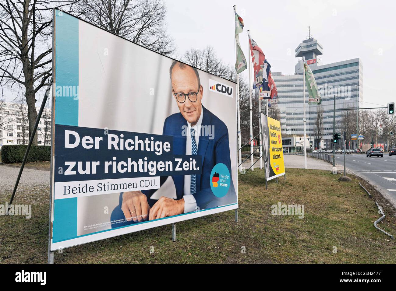 2025-02-10,Berlin,Wahlplakat der CDU mit Friedrich Merz zur Wahl zum 21 ...