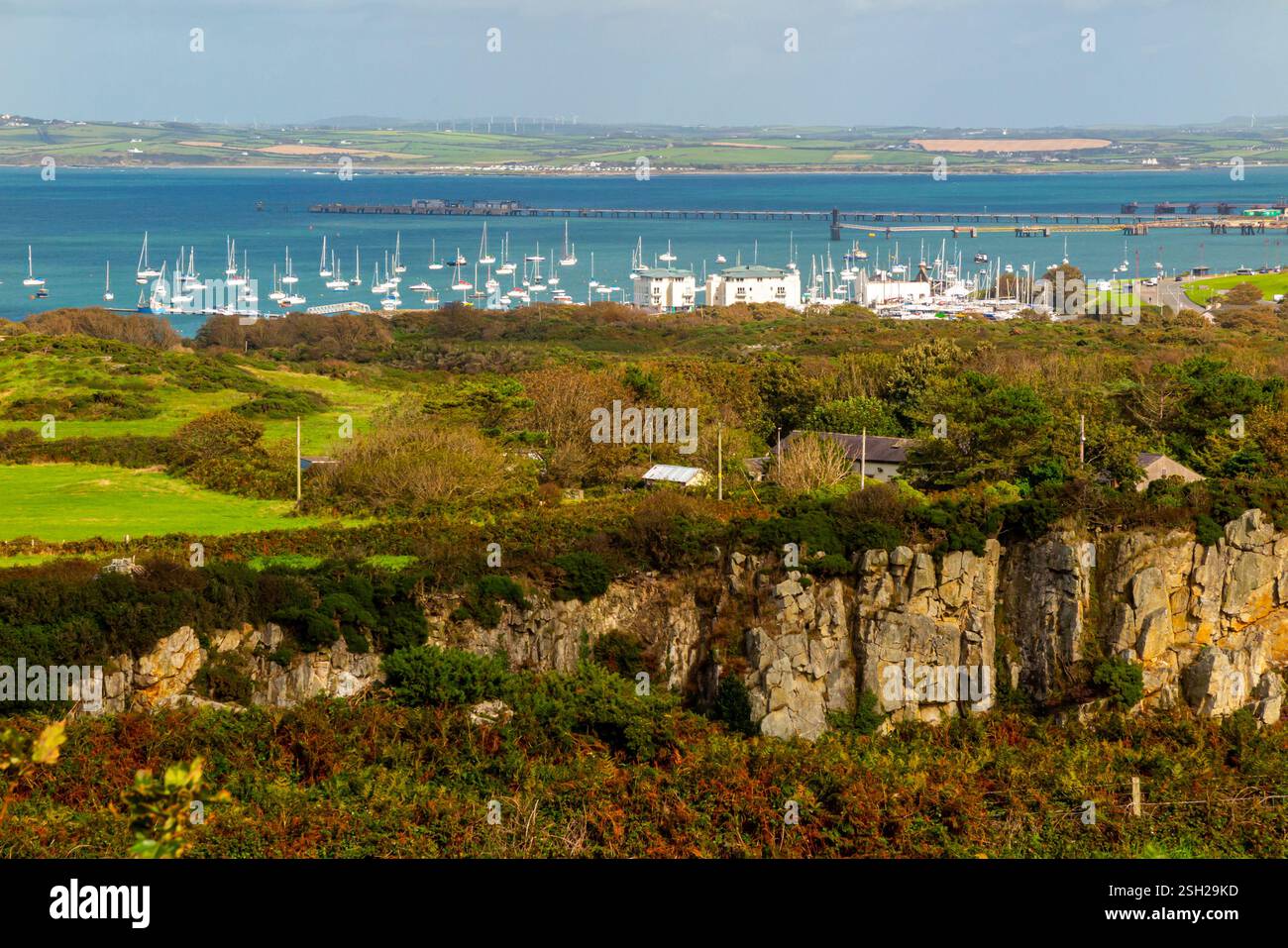 Blick vom Holyhead Mountain in Richtung Holyhead Marina auf Holy Island ...