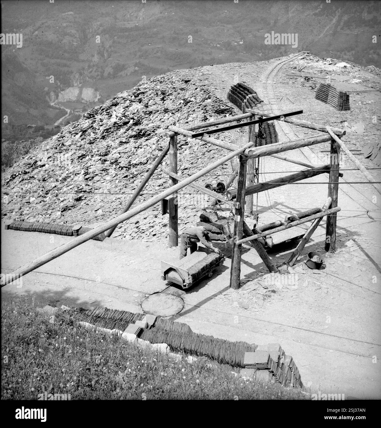 Transport von Schiefertafeln mit Transportseilbahn; Abbau von Schiefer ...