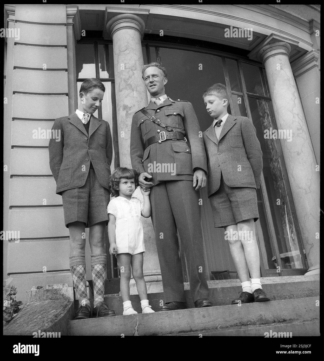 König Leopold von Belgien mit seinen Söhnen Baudouin, Alexandre und ...
