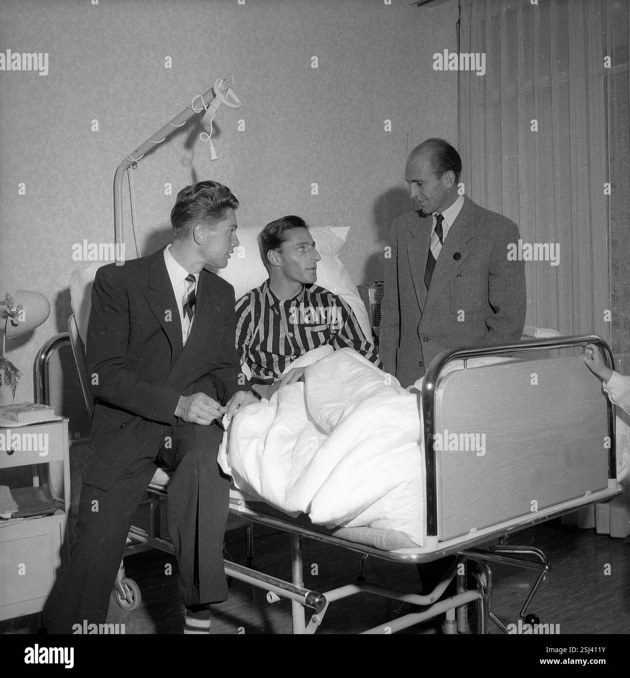 Ferdi Kübler nach Mandeloperation im Spital 1955#Ferdi Kübler nach ...