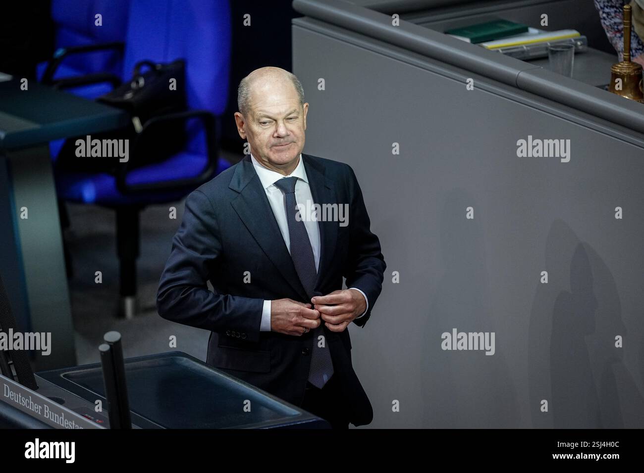 Berlin, Deutschland. Februar 2025. Bundeskanzler Olaf Scholz (SPD) geht ...