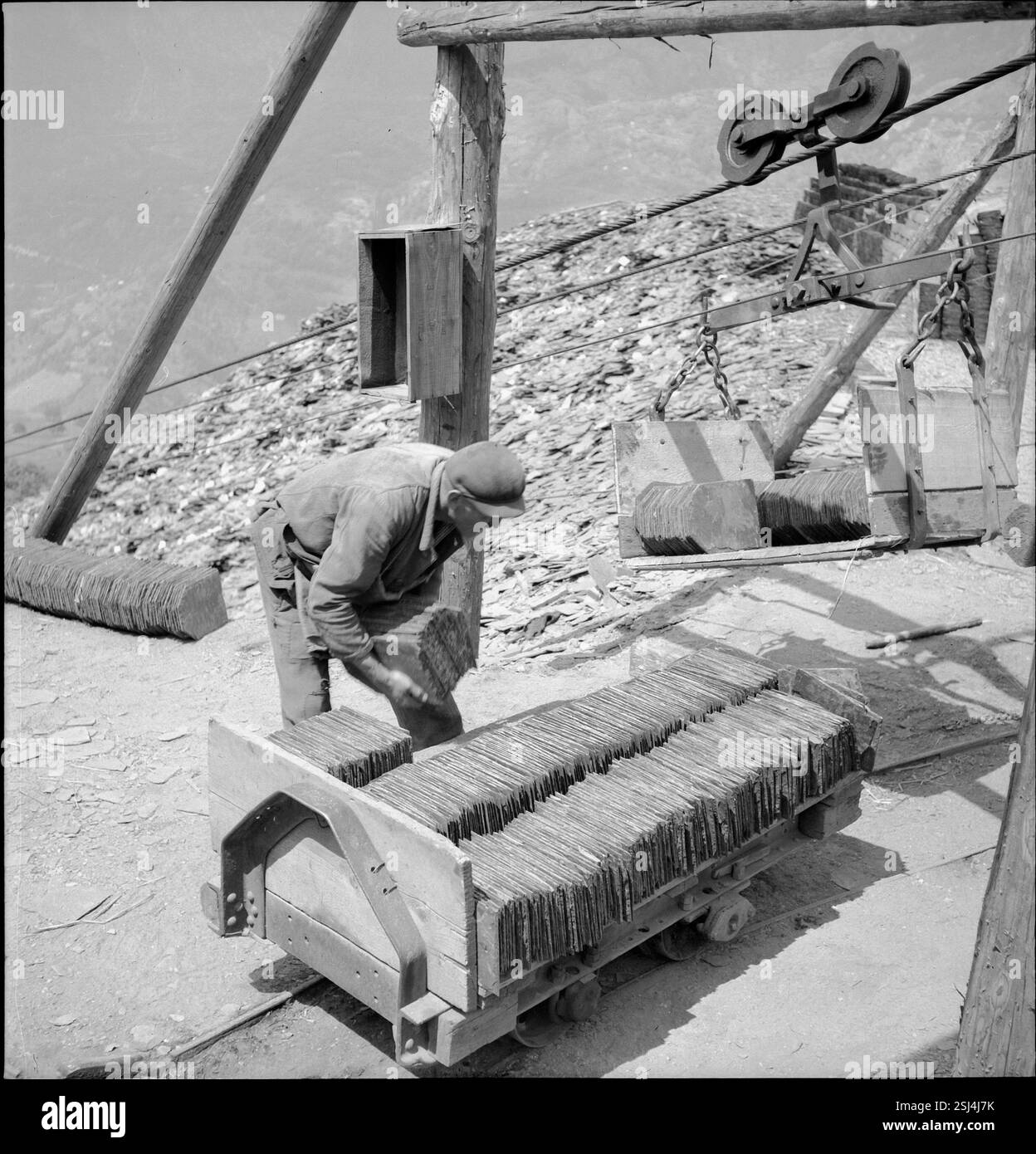 Transport von Schiefertafeln mit Transportseilbahn; Abbau von Schiefer ...