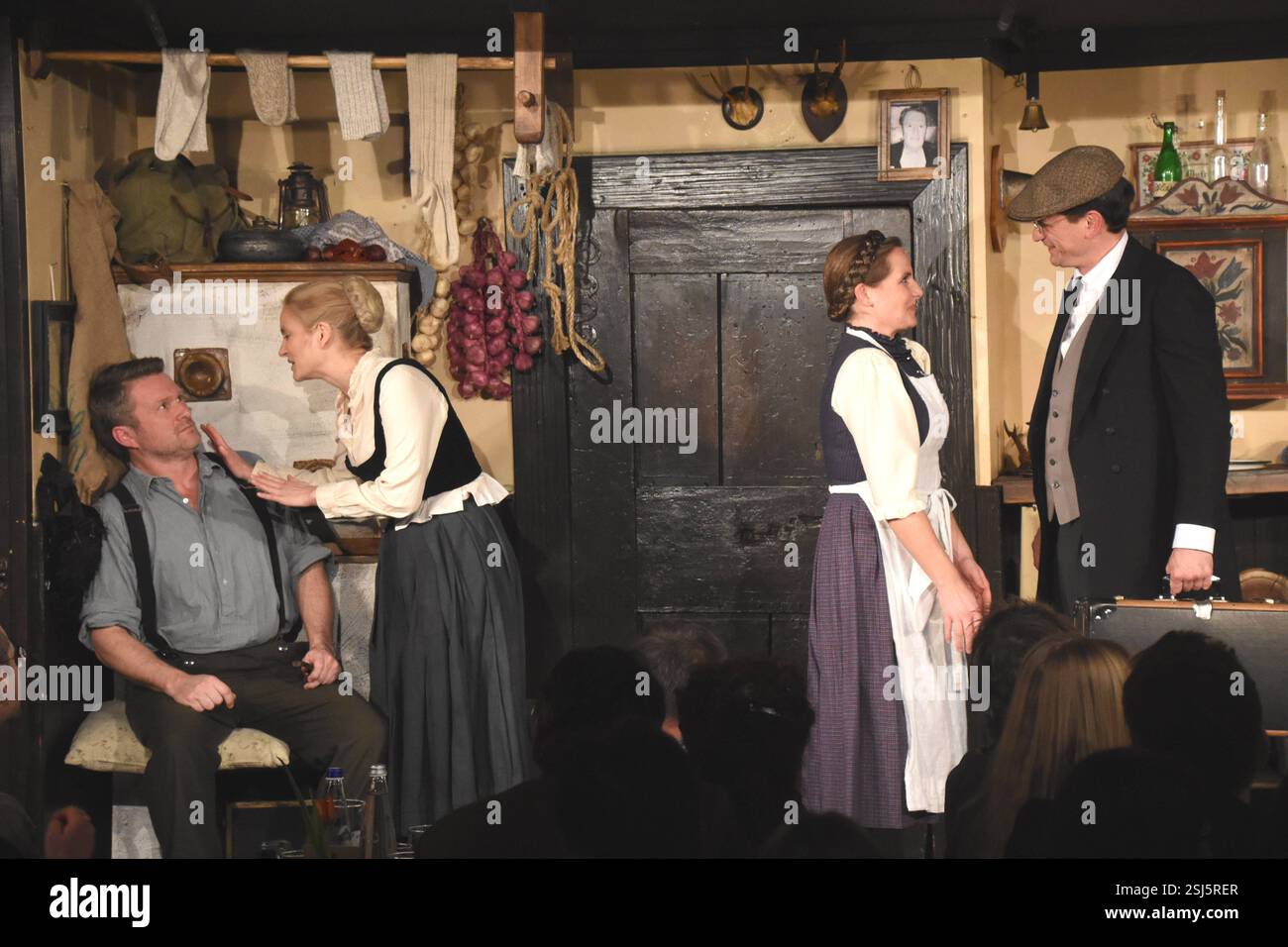 Darsteller Tom Mandl Schauspieler Raphaela Maier Schauspielerin Iberl ...