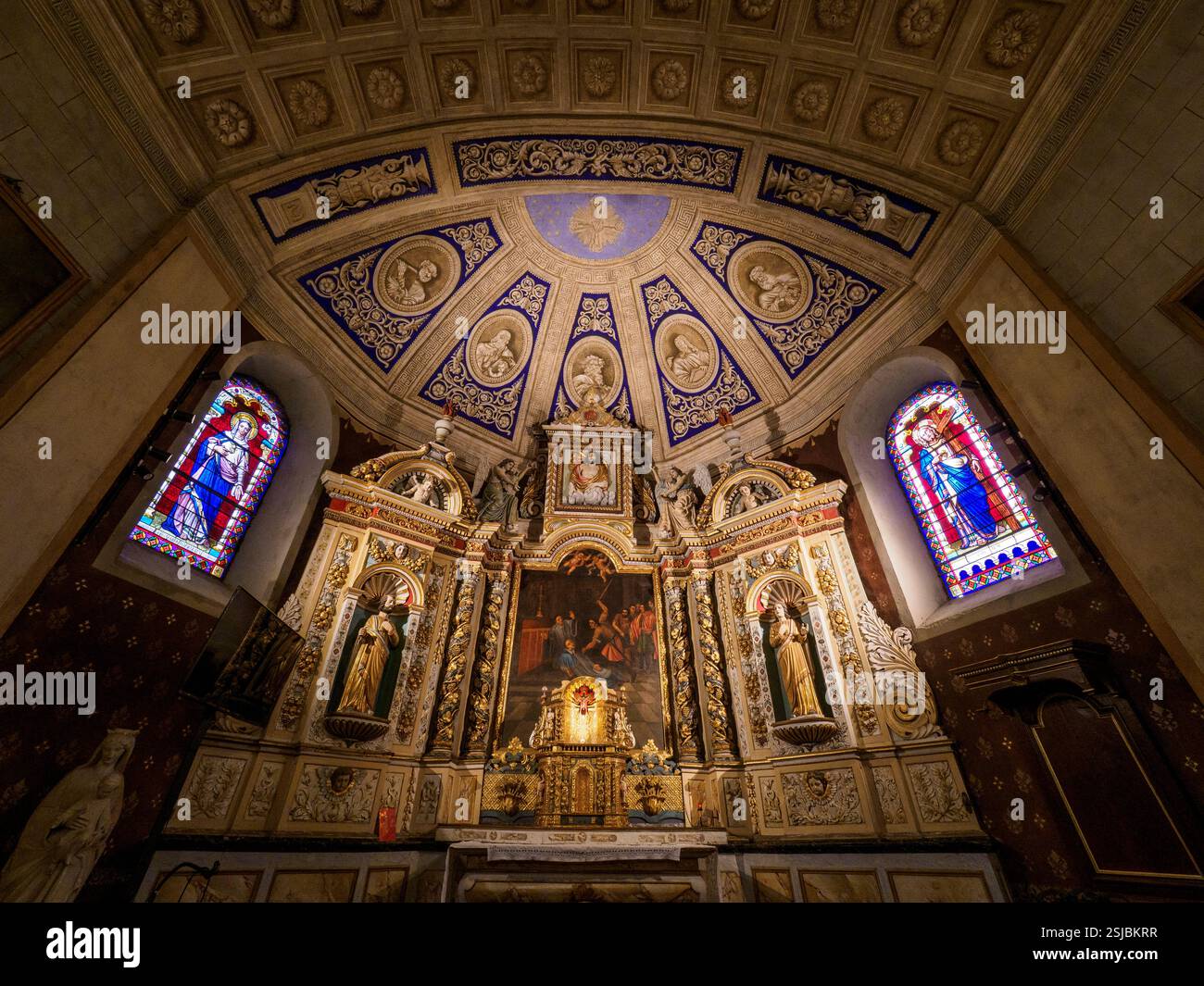 Altar der Kirche St. Thomas von Canterbury in Mur-de-Barrez. Tabernakel ...