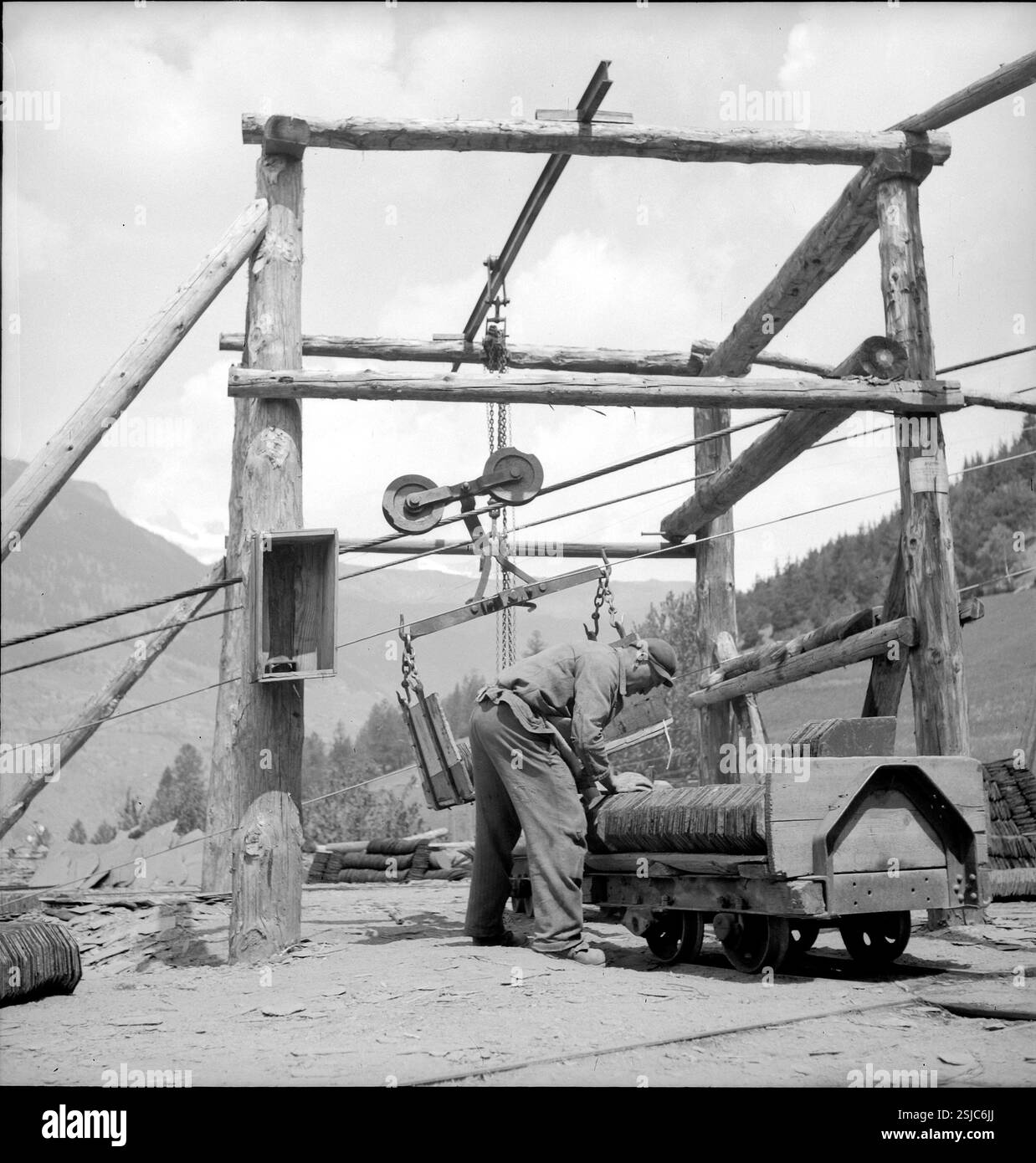 Transport von Schiefertafeln mit Transportseilbahn; Abbau von Schiefer ...