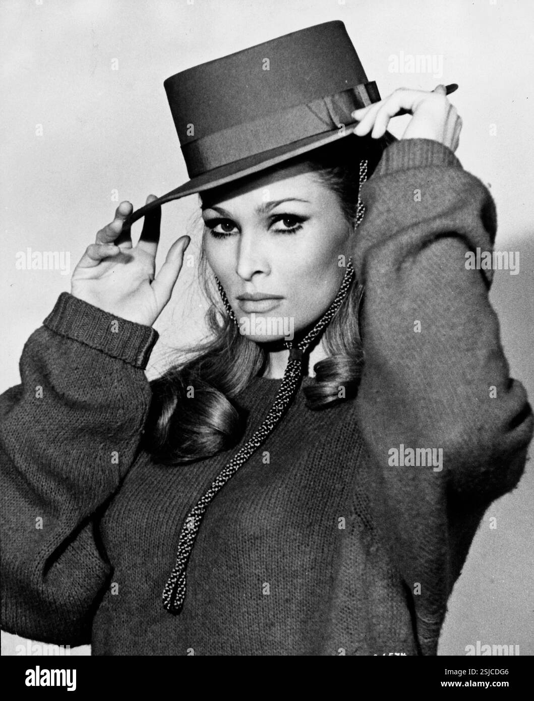 Ursula andress ursula andress ursula Schwarzweiß-Stockfotos und -bilder ...