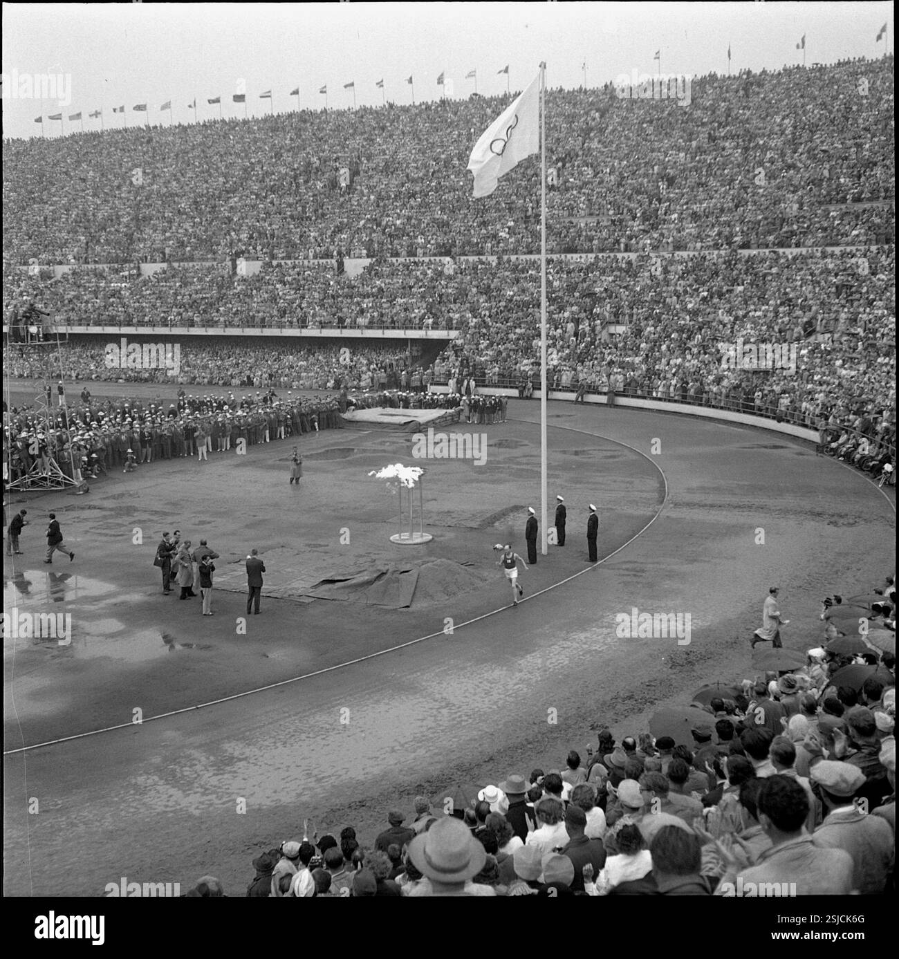 OS Helsinki 1952: Olympia-Legende Paavo Nurmi mit Fackel#Olympische ...