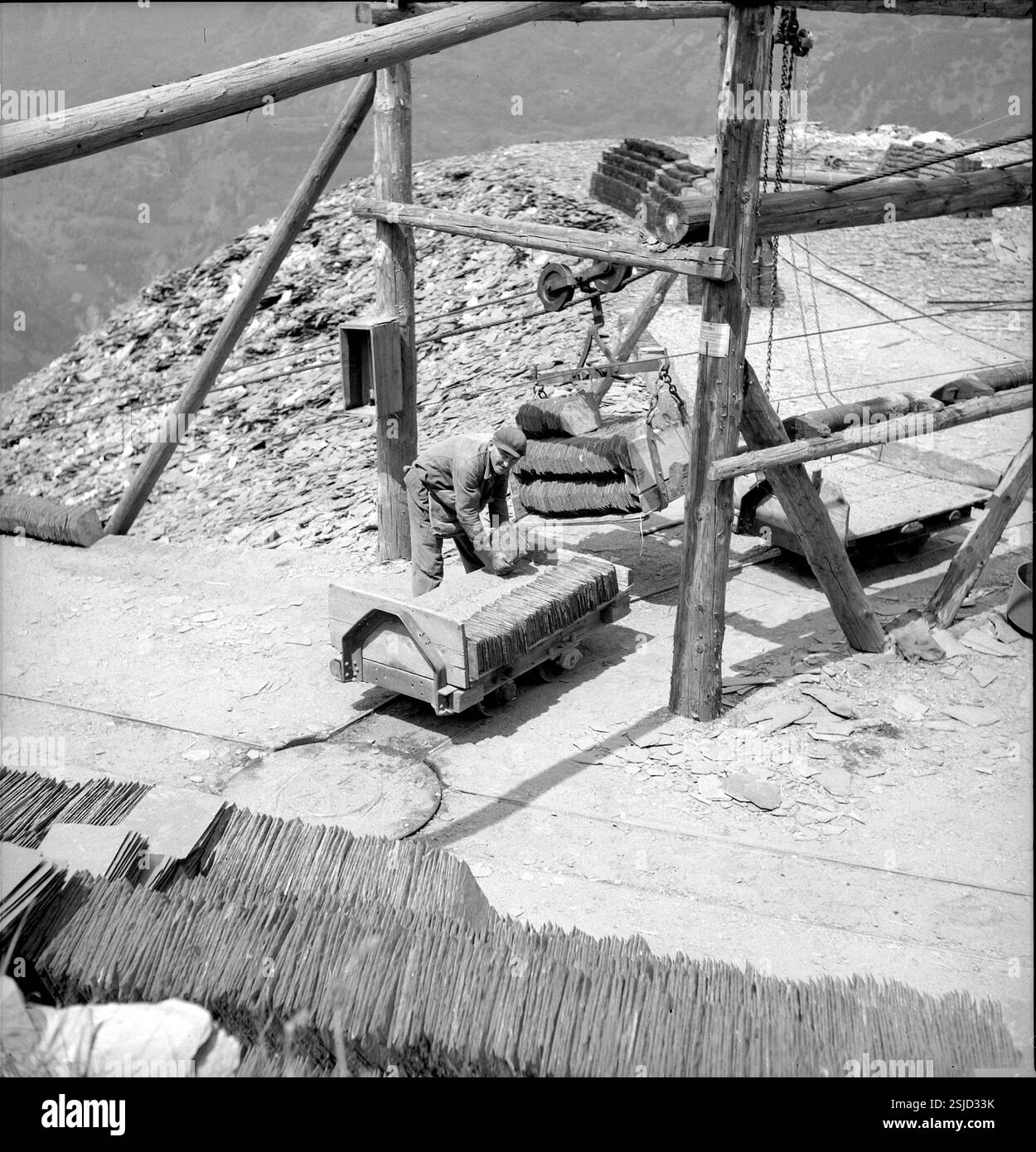 Transport von Schiefertafeln mit Transportseilbahn; Abbau von Schiefer ...
