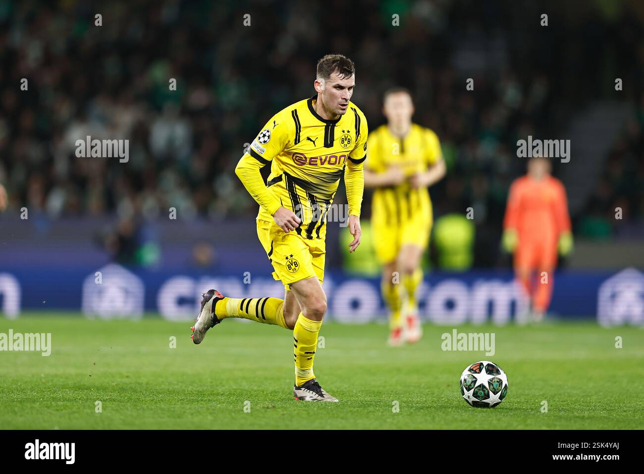 Lissabon, Portugal. Februar 2025. Pascal Gross (Dortmund) Fußball ...