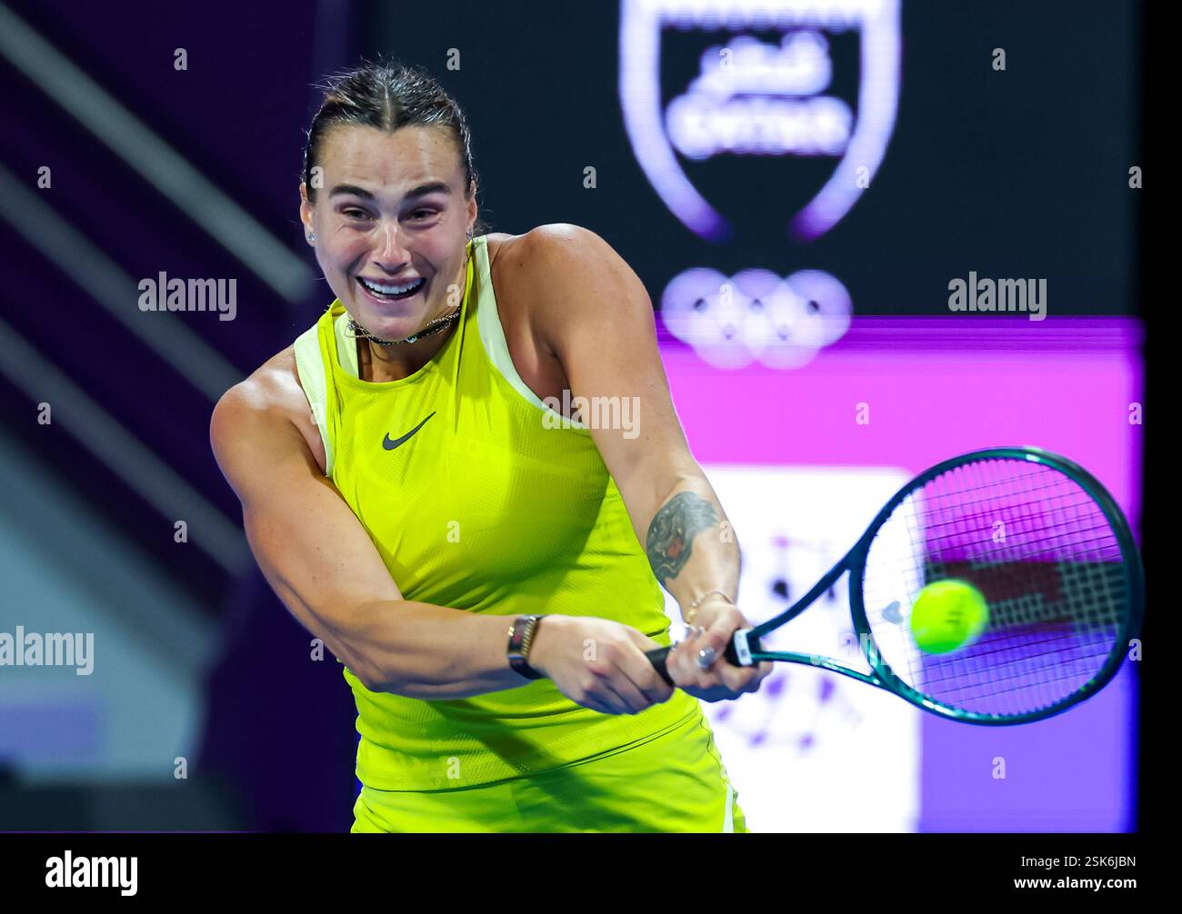 Doha, Katar. Februar 2025. Aryna Sabalenka aus Weißrussland trifft beim Tennis-Turnier der WTA ...